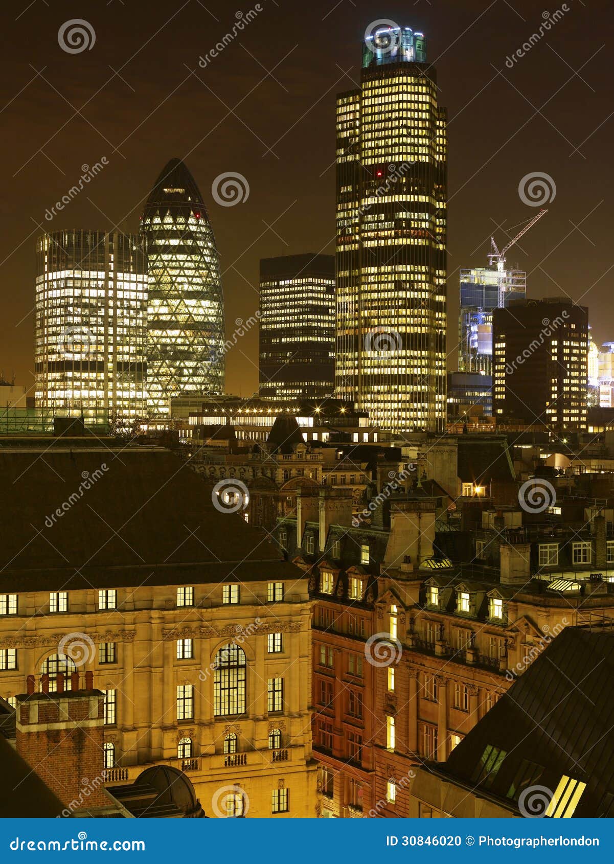 Arquitectura Da Cidade Iluminada Na Noite Imagem Editorial - Imagem de ...