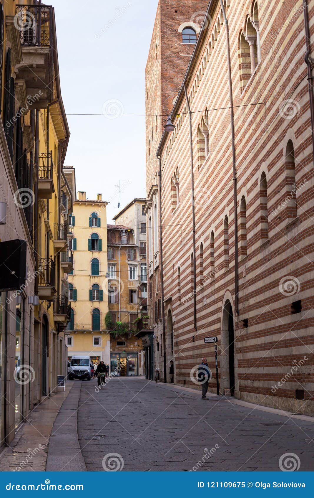 Arquitectura De La Calle De Verona Con Los Edificios Antiguos Imagen ...
