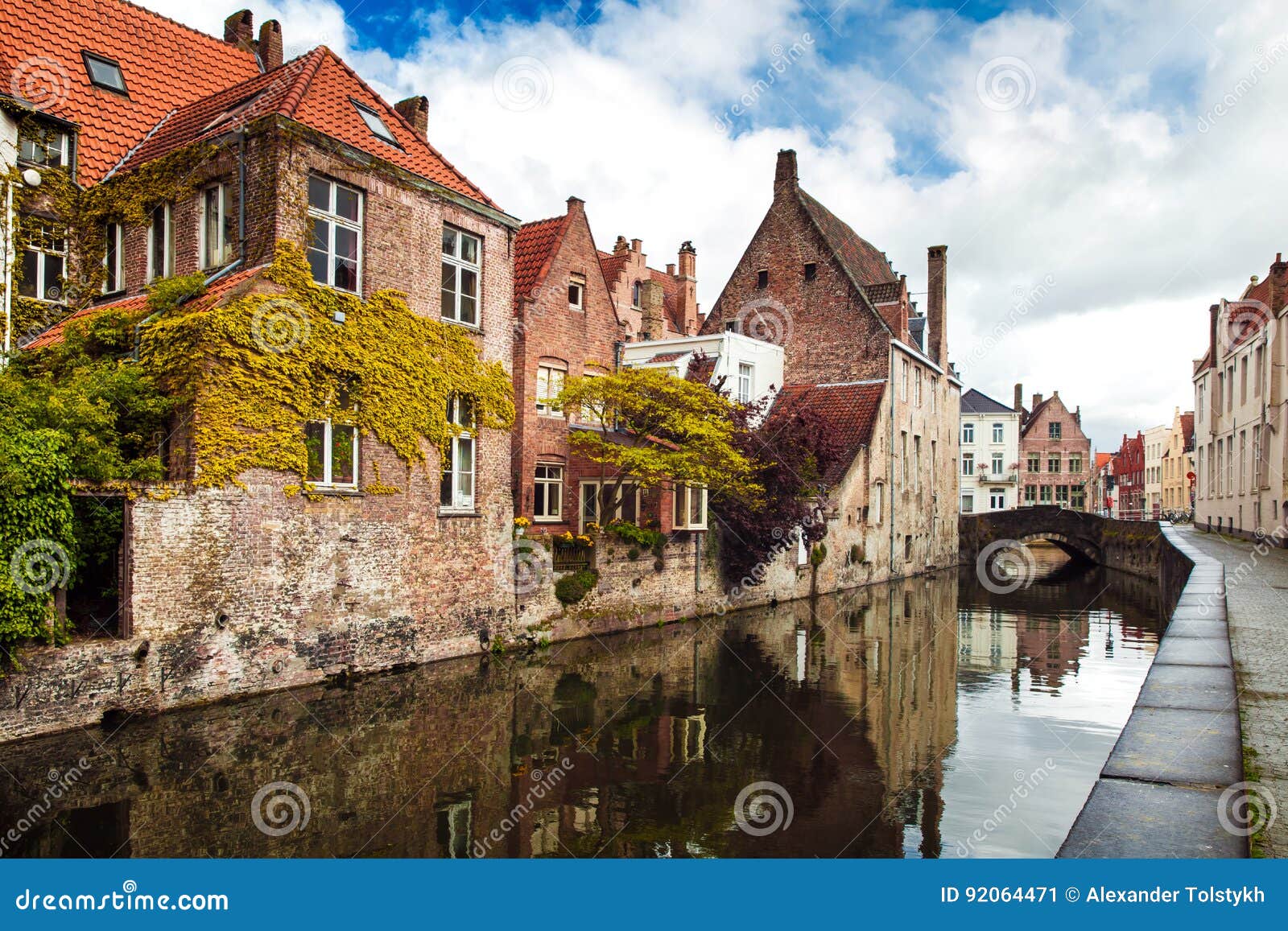 Arquitectura De La Ciudad De Brujas Imagen de archivo - Imagen de ...