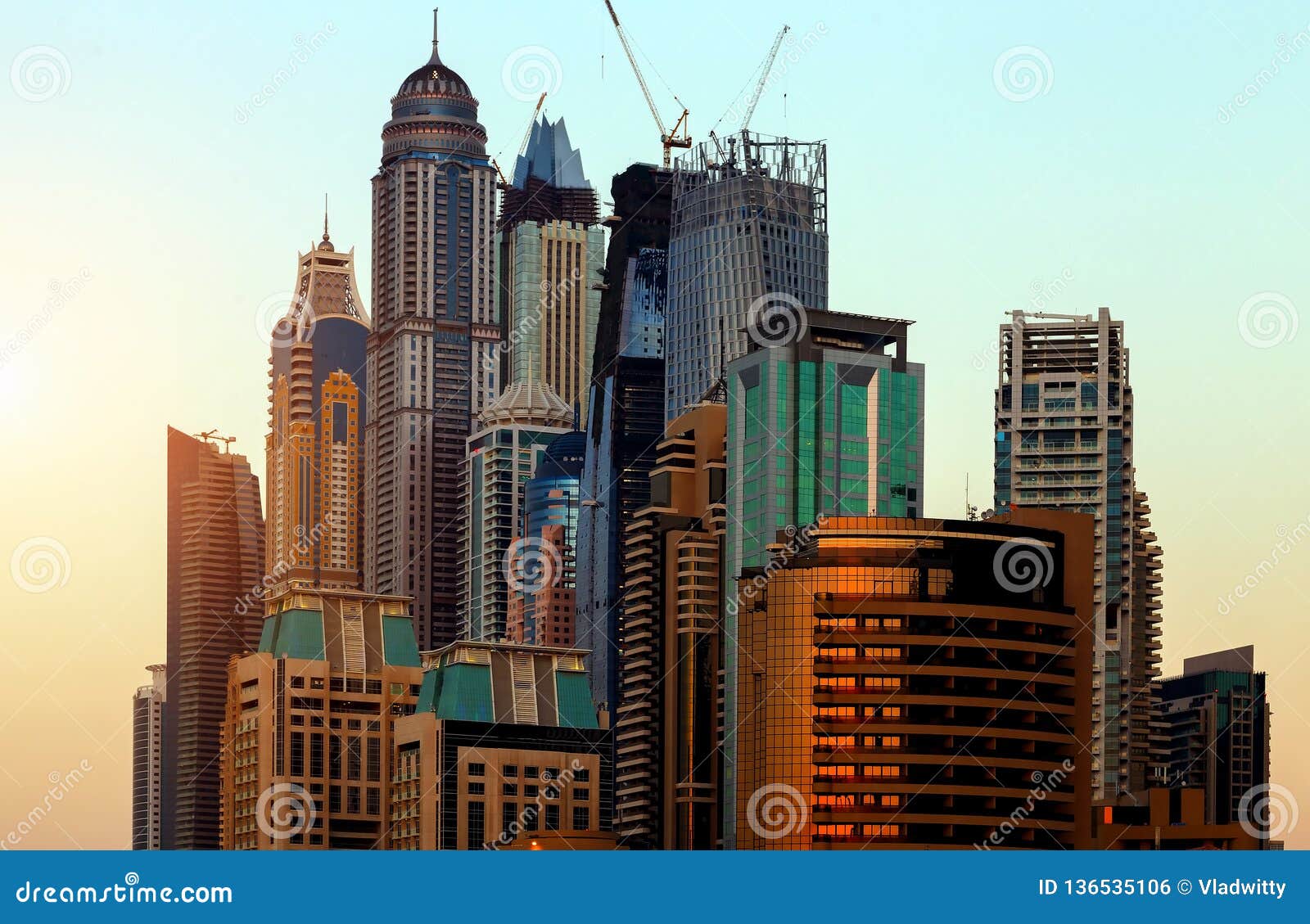 Arquitectura De Los Rascacielos De Dubai Foto de archivo - Imagen de ...
