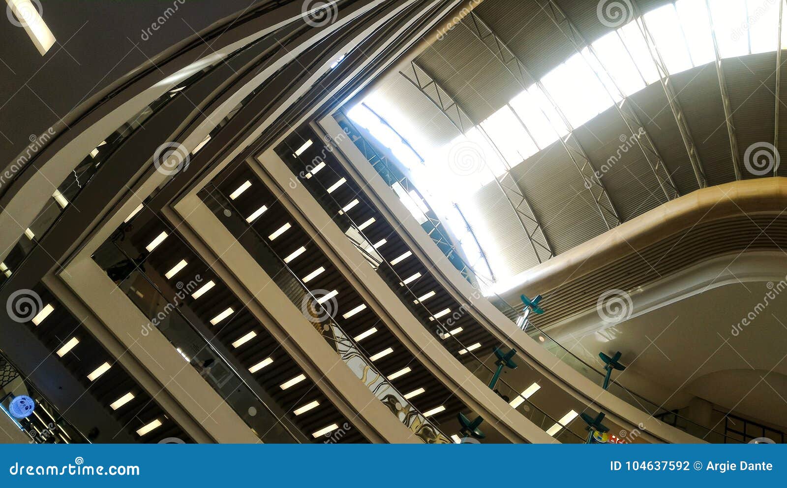 Arquitectura Del Techo De Un Edificio Moderno Foto de archivo - Imagen ...