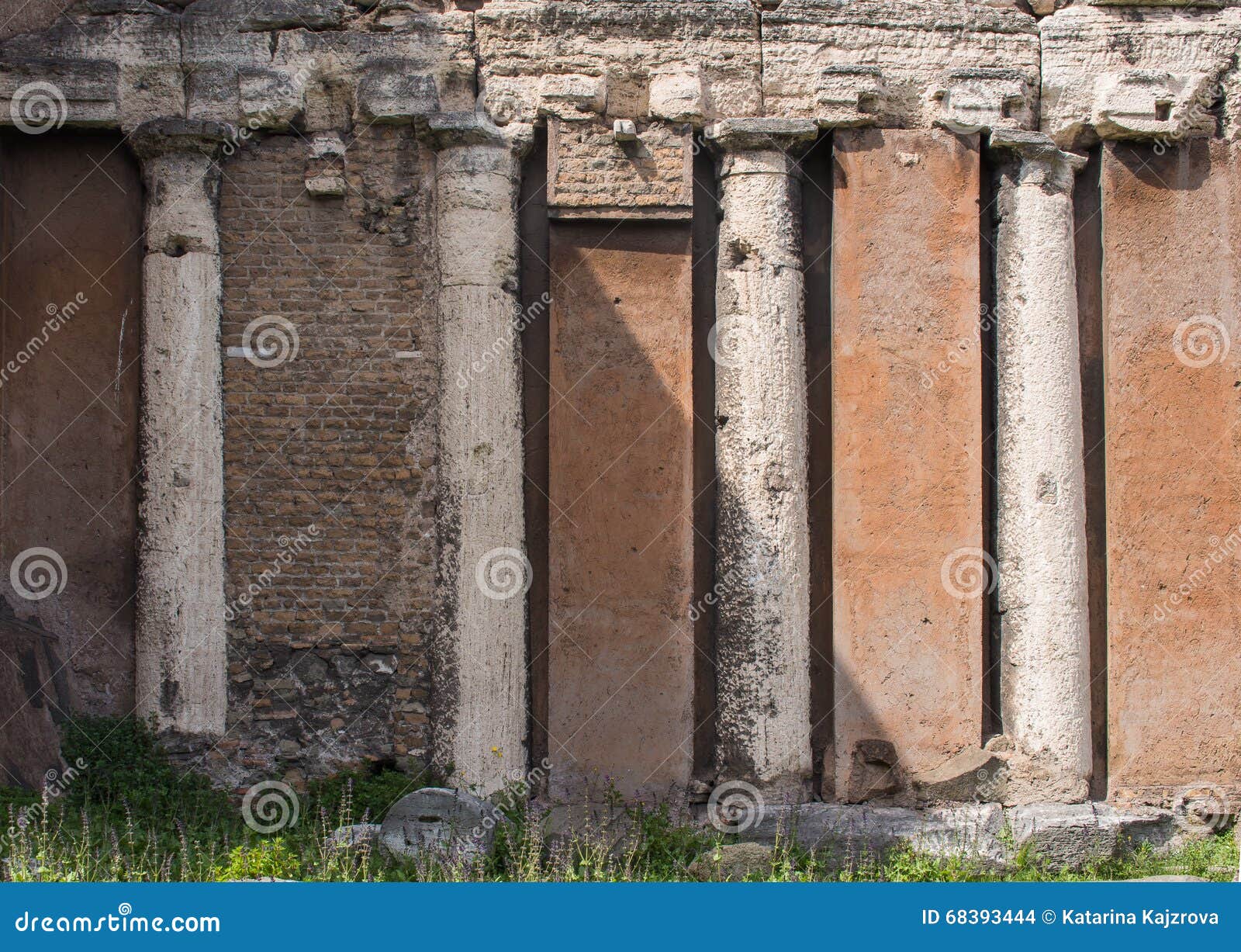 Arquitectura Romana, Columnas Y Fachada Foto de archivo - Imagen de ...