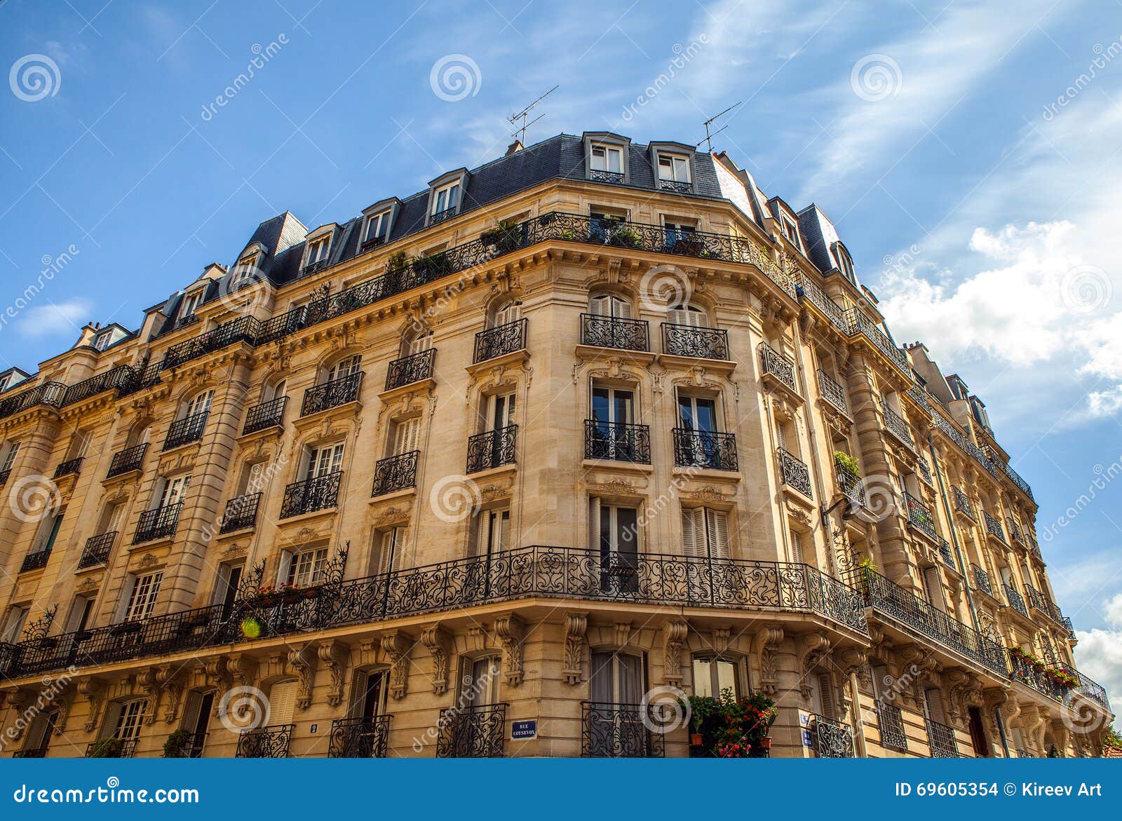 Arquitectura Tradicional De Edificios Residenciales París - Francia Foto de archivo - Imagen de ...