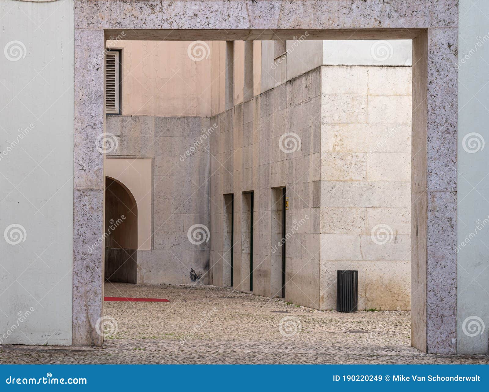 Arquitetura Moderna Em Lisboa Imagem de Stock - Imagem de azul ...