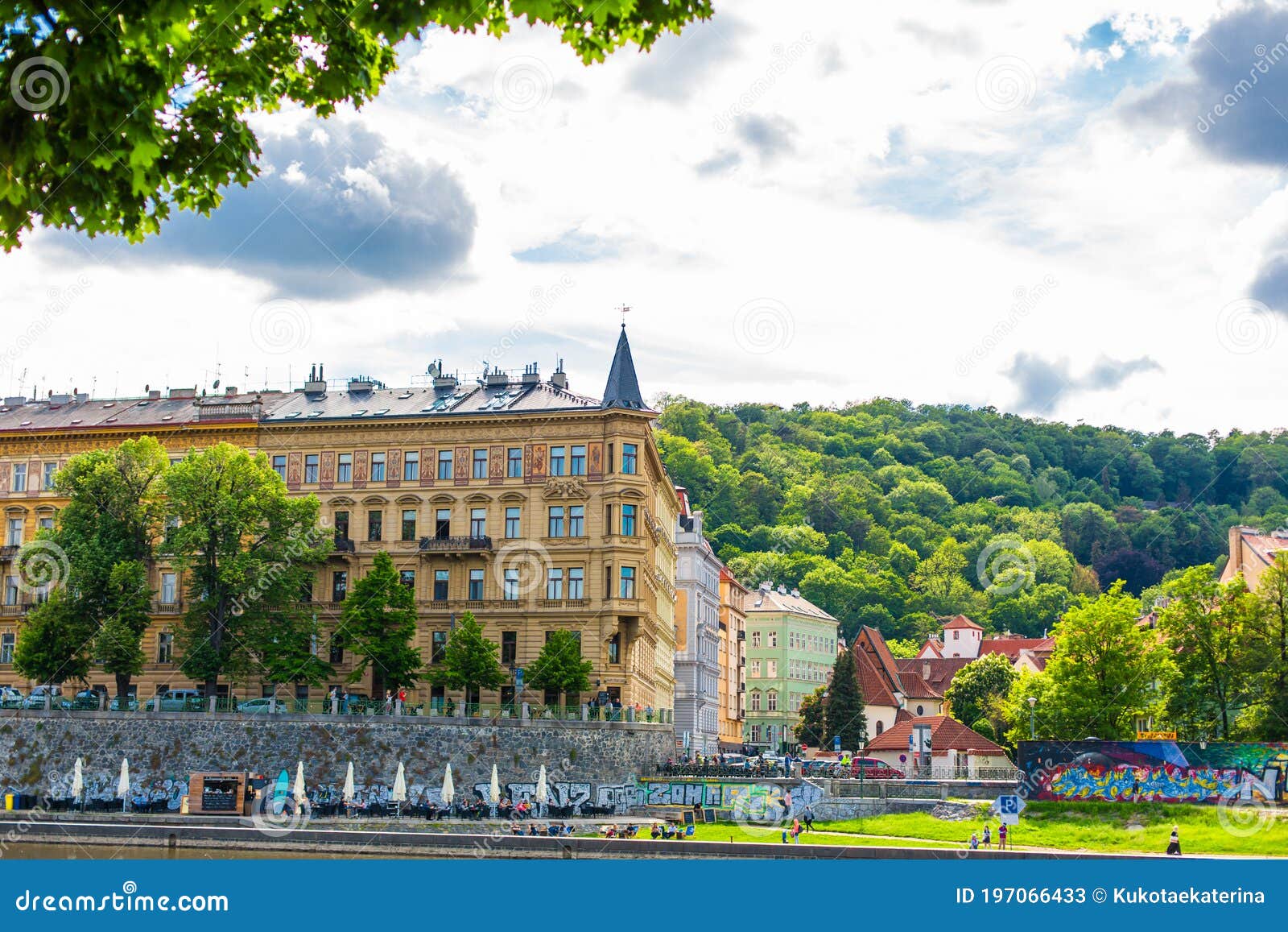 Arquitetura Praga. Aterro Num Parque Verde Foto de Stock Editorial ...