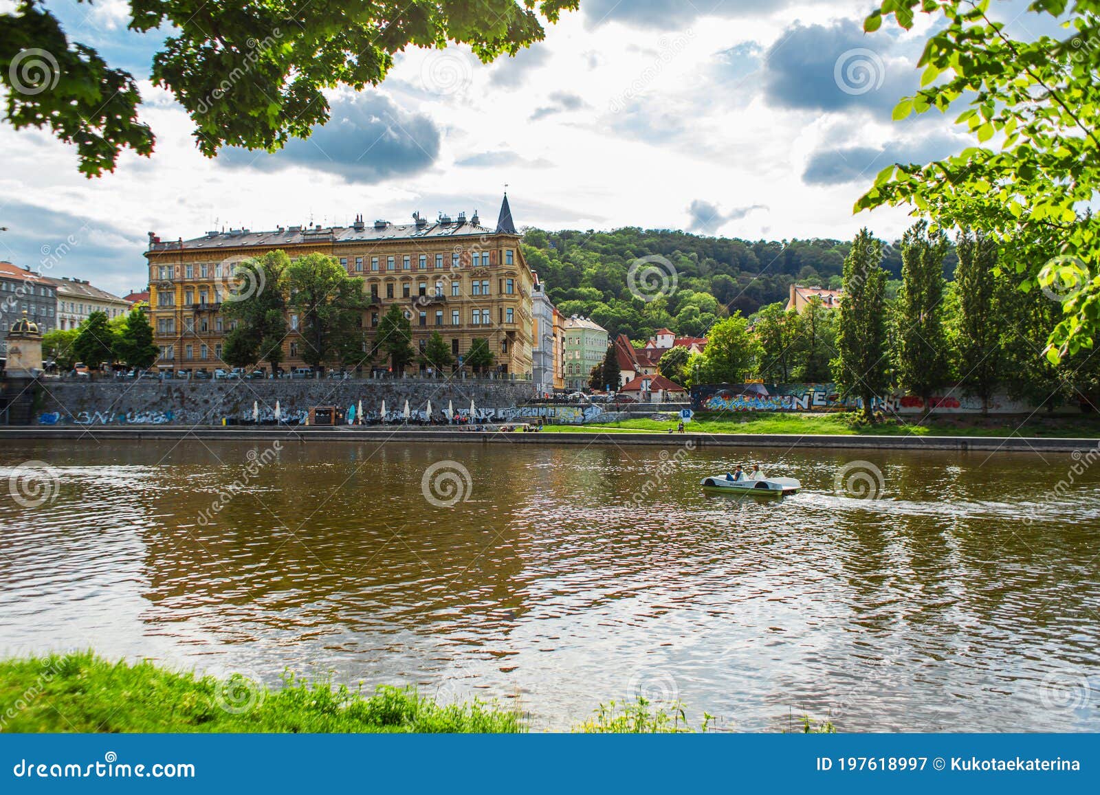 Arquitetura Praga. Aterro Num Parque Verde Fotografia Editorial ...