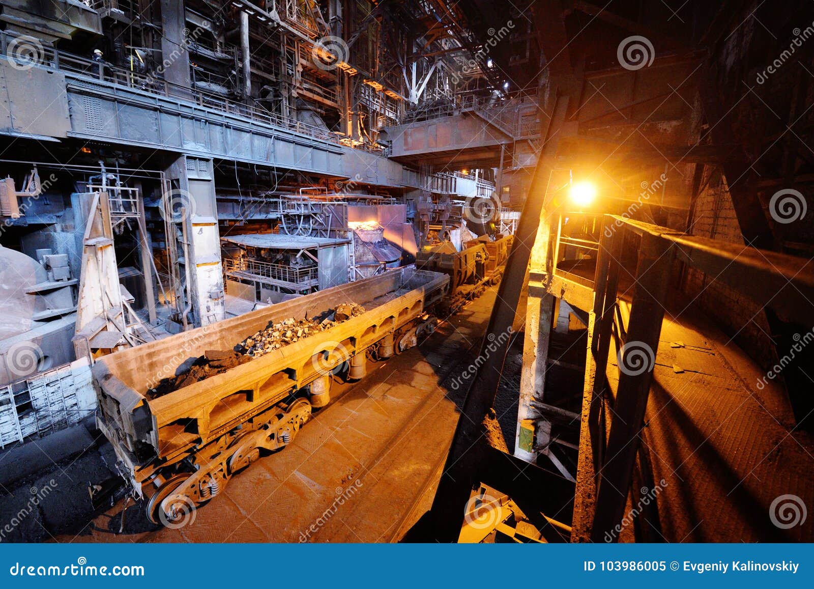 Arrabio o metal imagen de archivo. Imagen de calor, pesado - 103986005