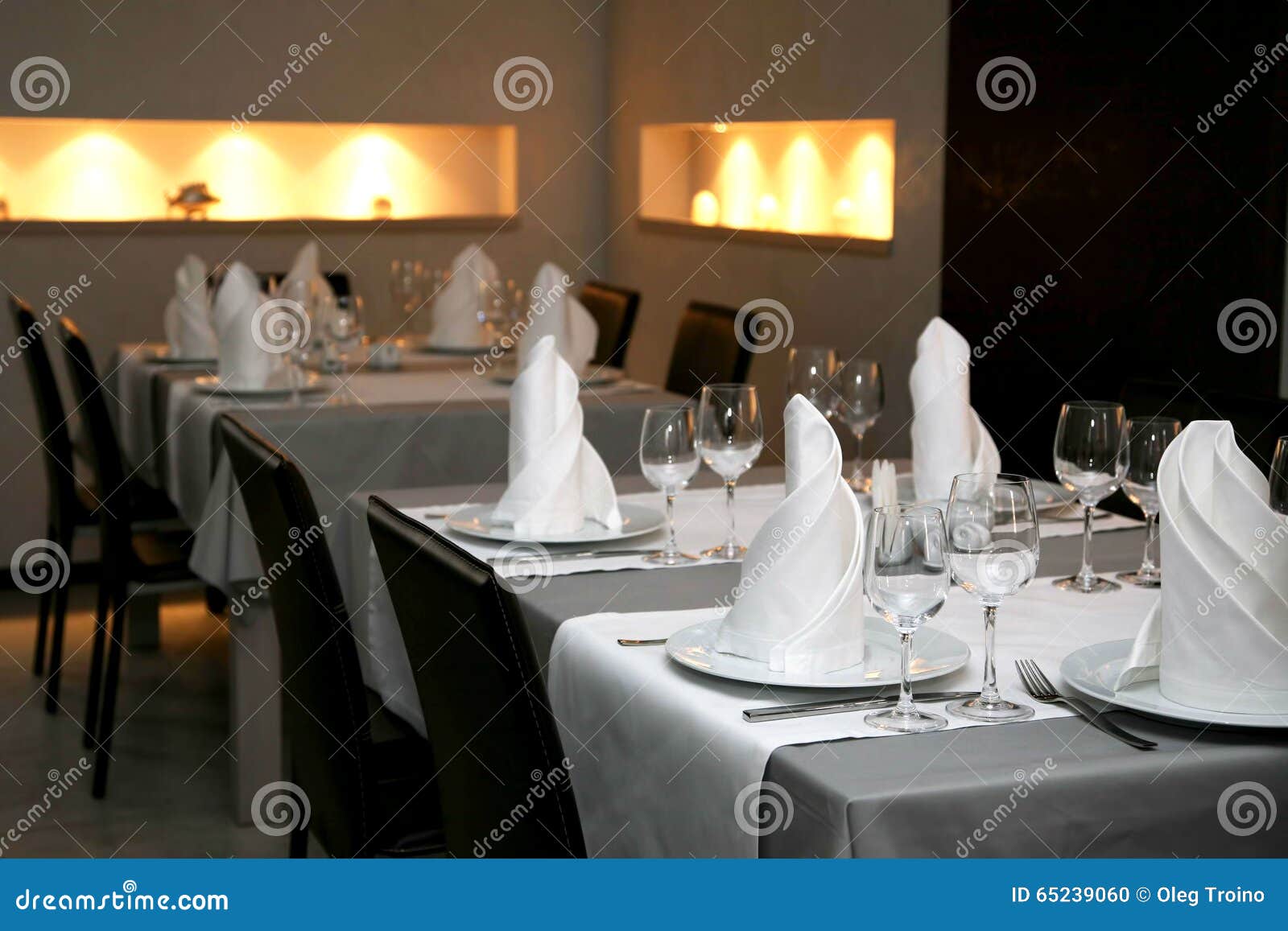 Arrangement De Tableau Dans Des Couverts De Restaurant Photo stock ...