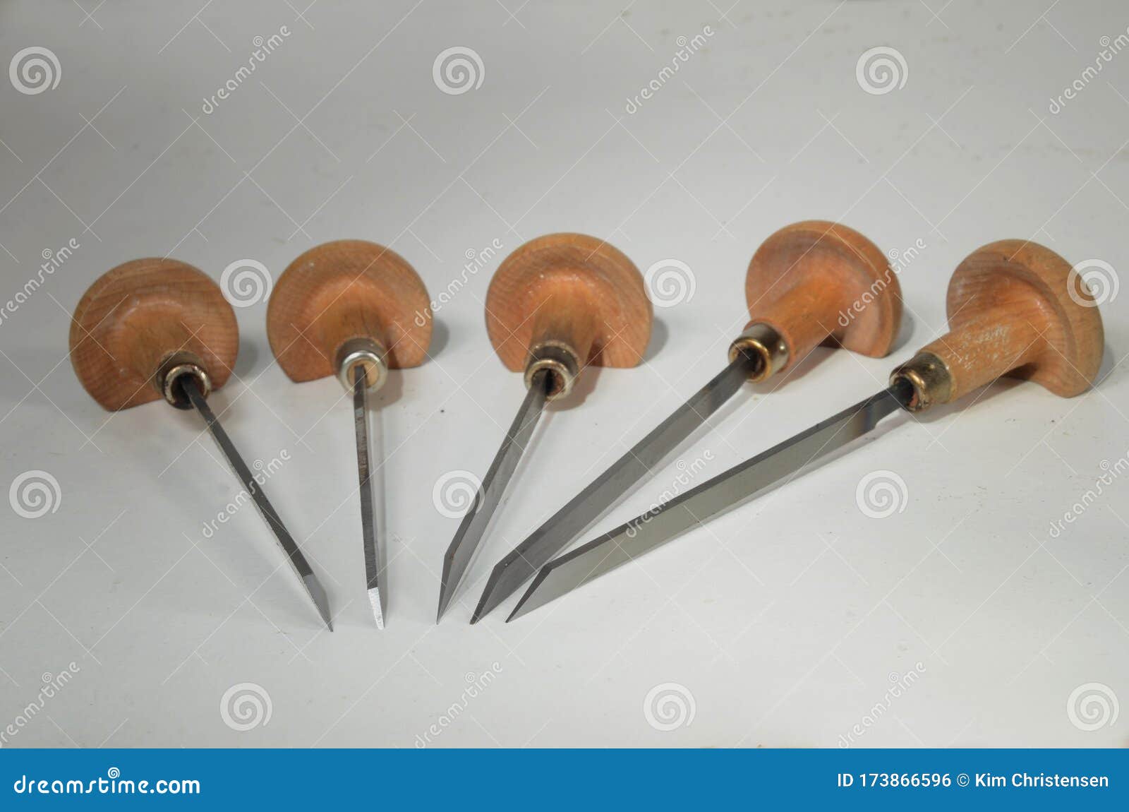 Arrangement with Graving Tools with Cutting Edges in Different Shapes ...