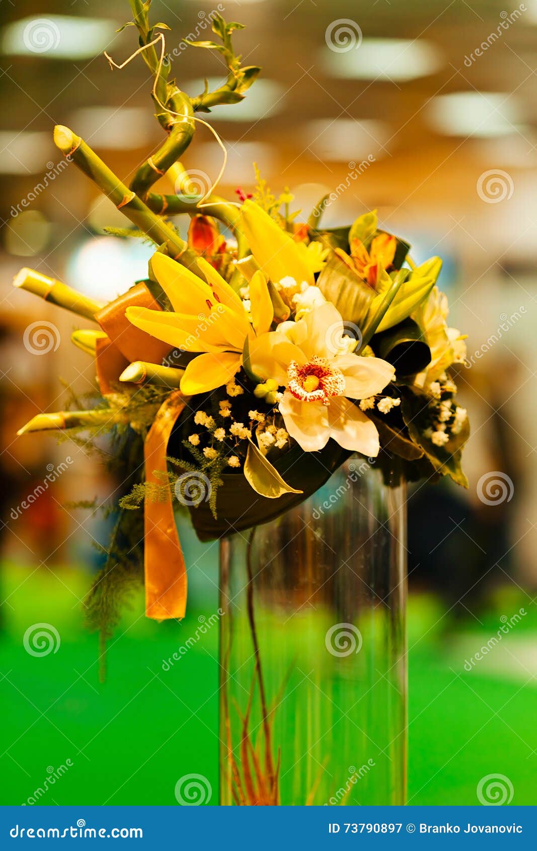 Arranjo de flor com bambu imagem de stock. Imagem de beleza - 73790897