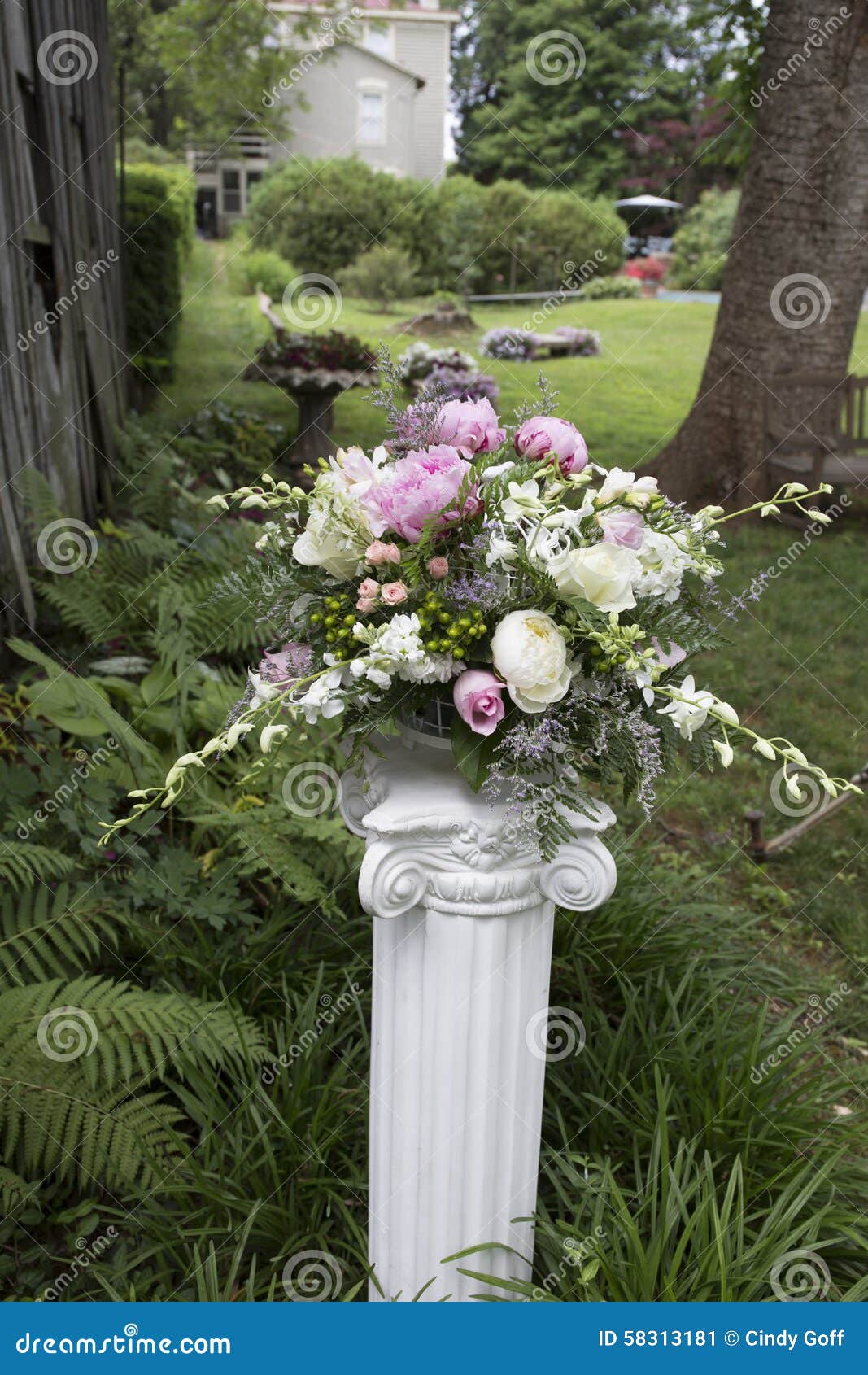 Arranjo de flor na coluna imagem de stock. Imagem de jardim - 58313181