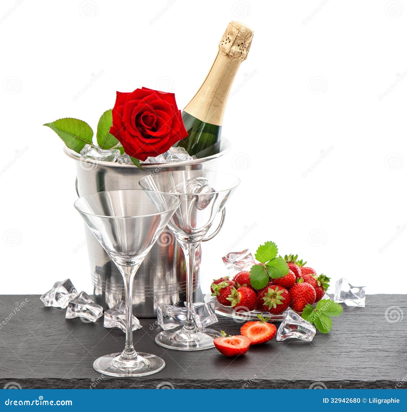 Arranjo Festivo Com Champanhe, Rosa Do Vermelho E Morangos Foto de ...