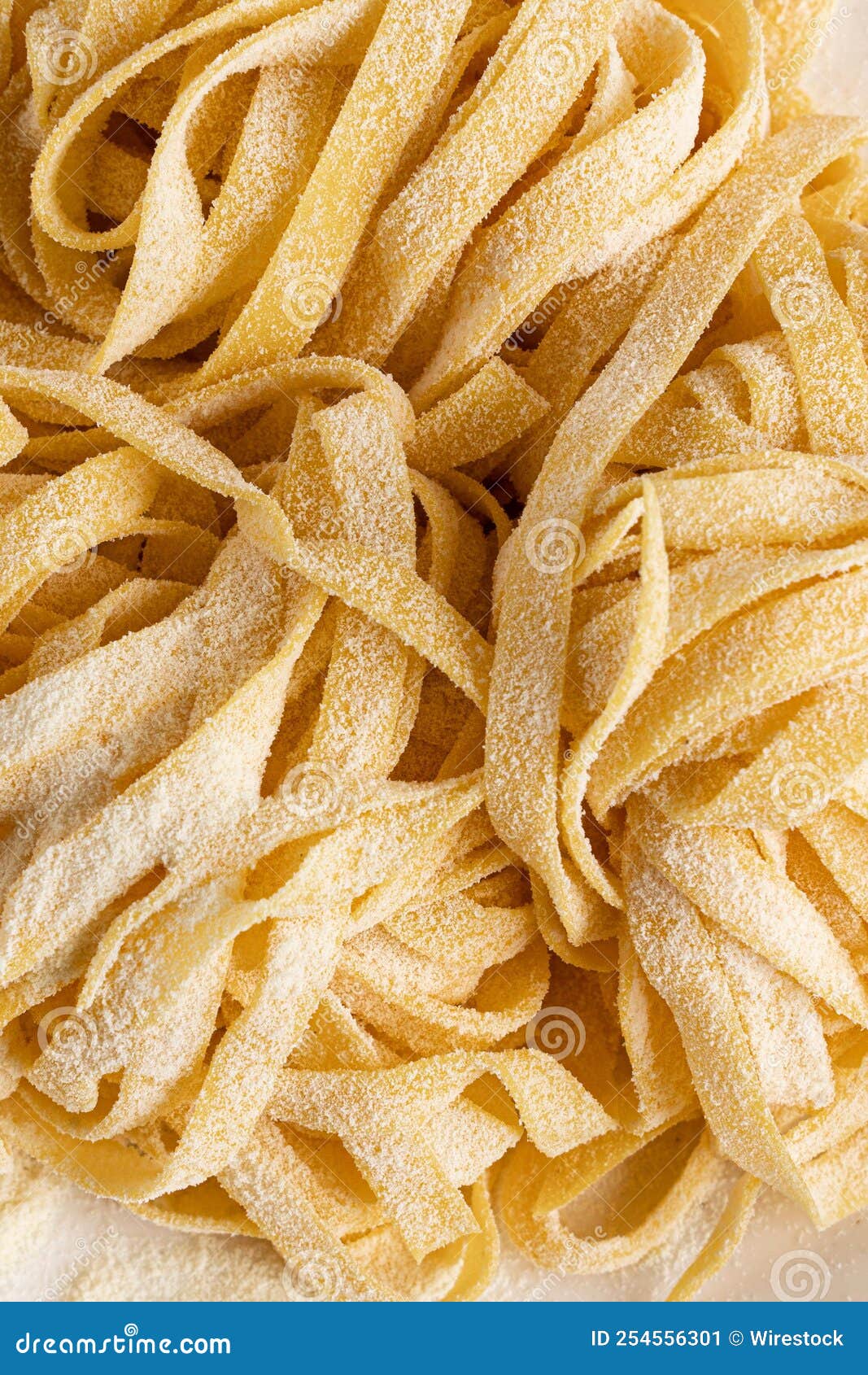 Arranjo Vertical De Massas Secas Cobertas Com Farinha Imagem de Stock ...