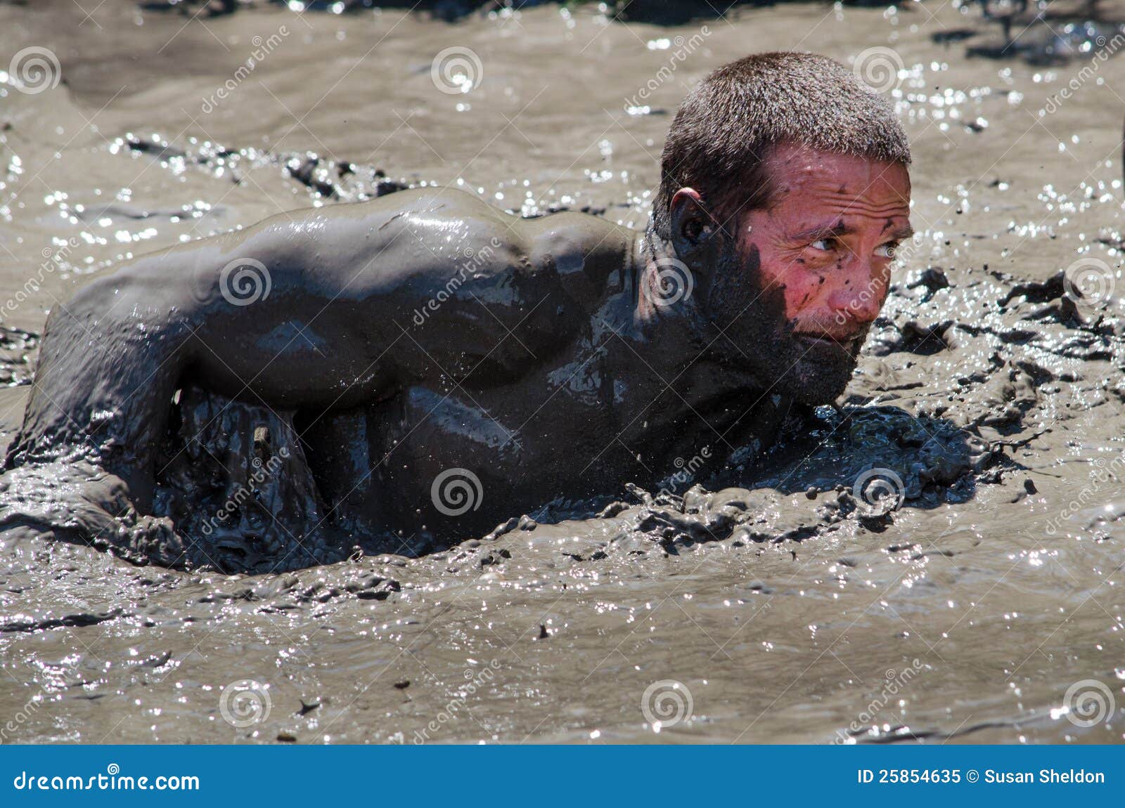 Arrastre del fango imagen editorial. Imagen de raza, acontecimiento ...