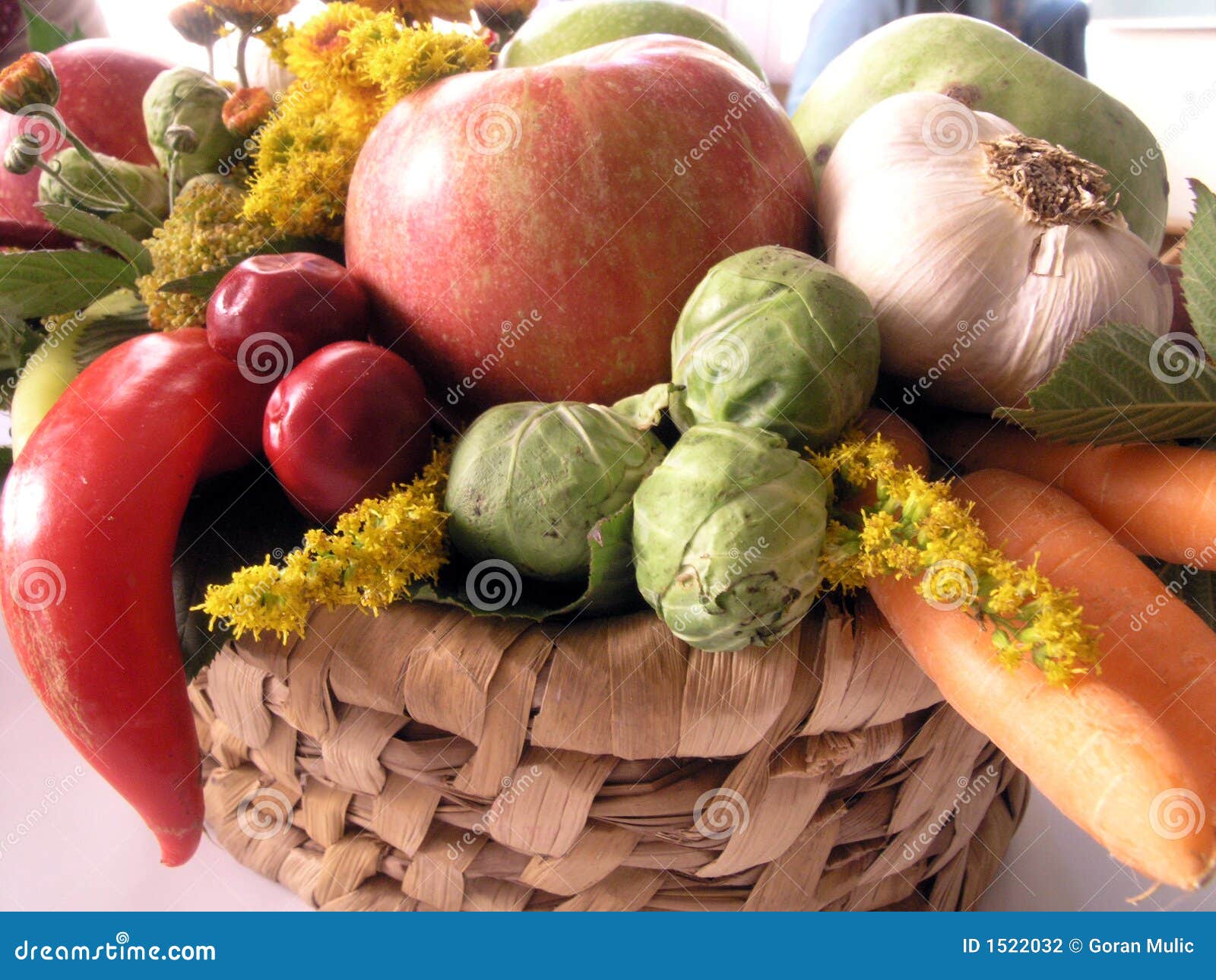 Arreglo foto de archivo. Imagen de cubo, ramo, manzana - 1522032