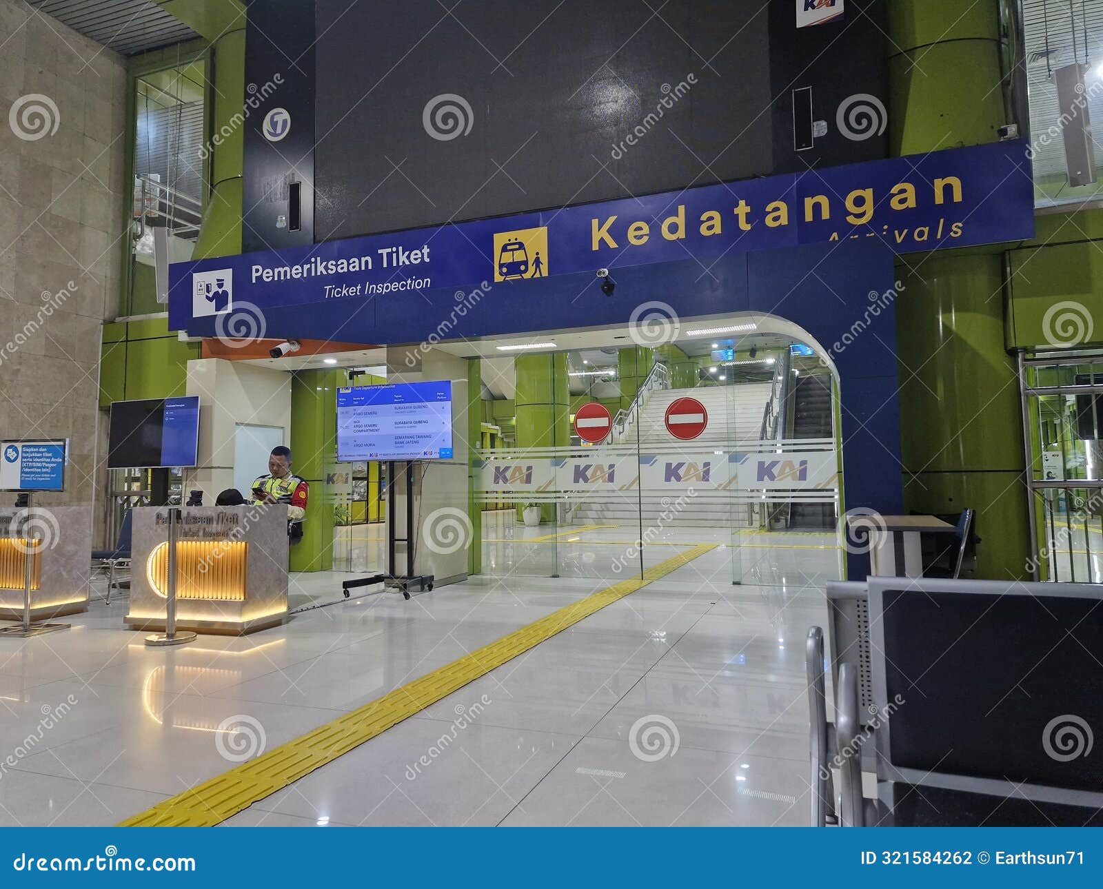 Arrival Gate at the Train Station Editorial Photography - Image of ...