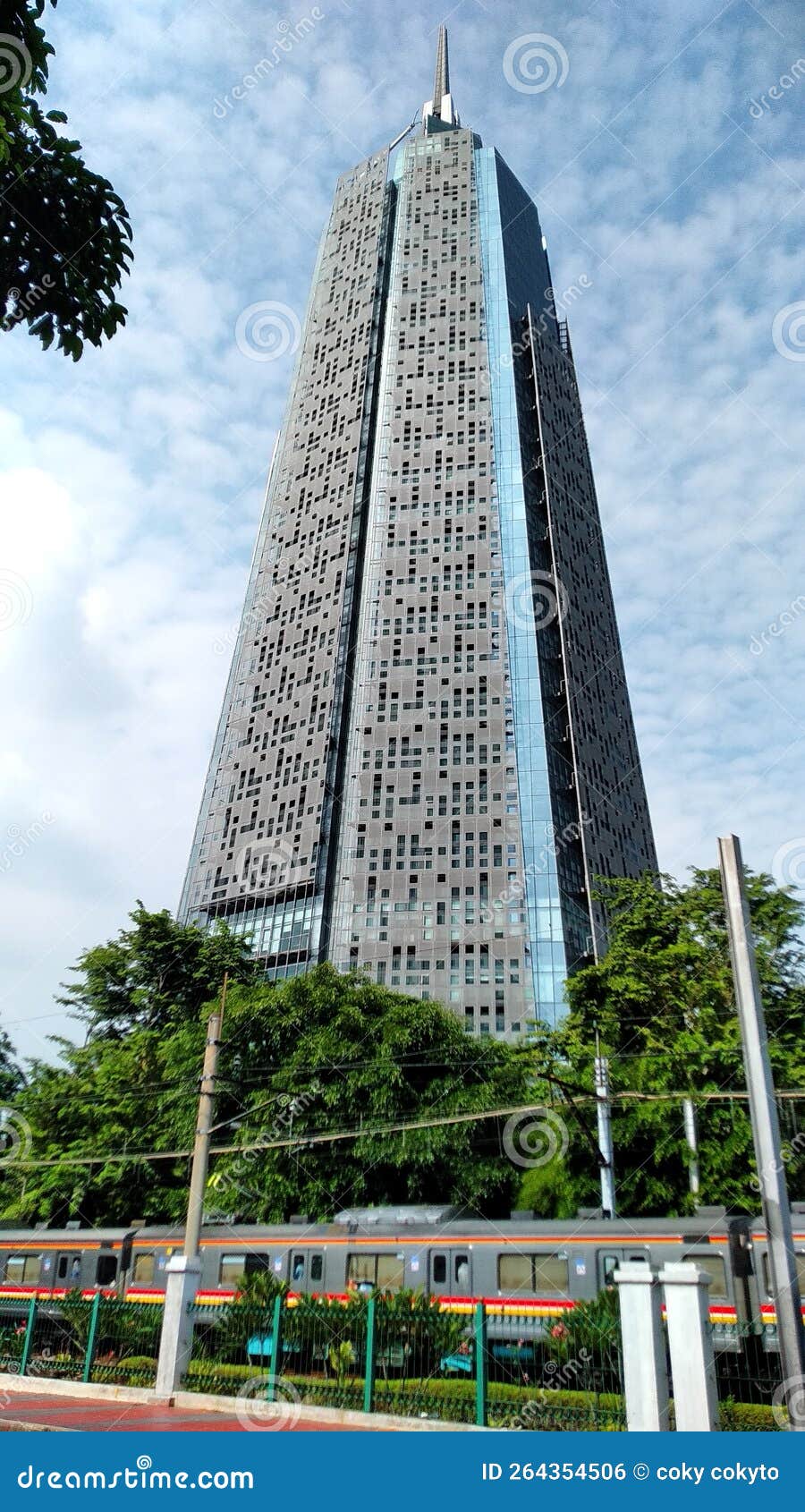 Arrow tower and Mrt stock photo. Image of downtown, arrow - 264354506