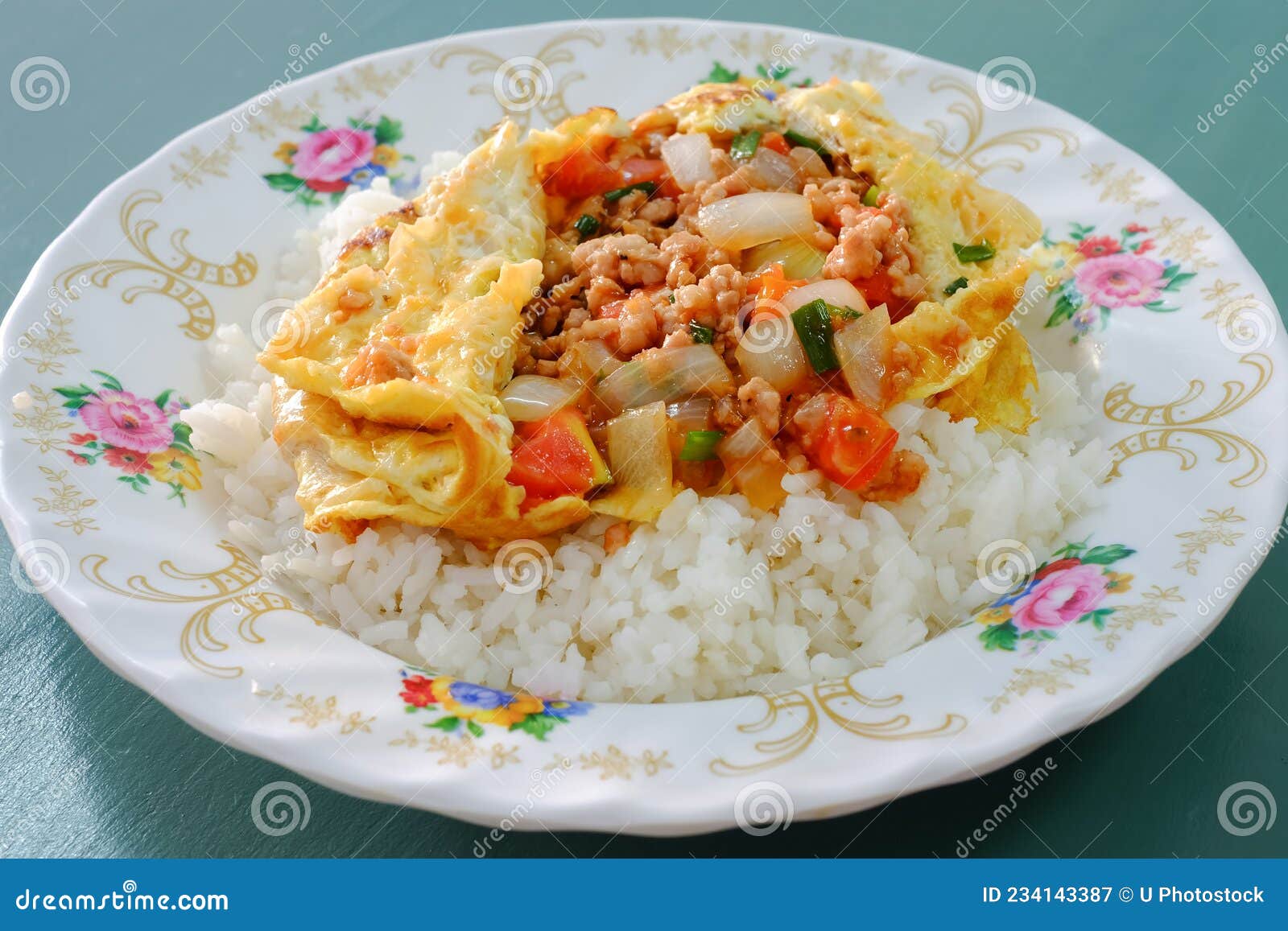 Arroz con tortilla rellena imagen de archivo. Imagen de ensalada ...