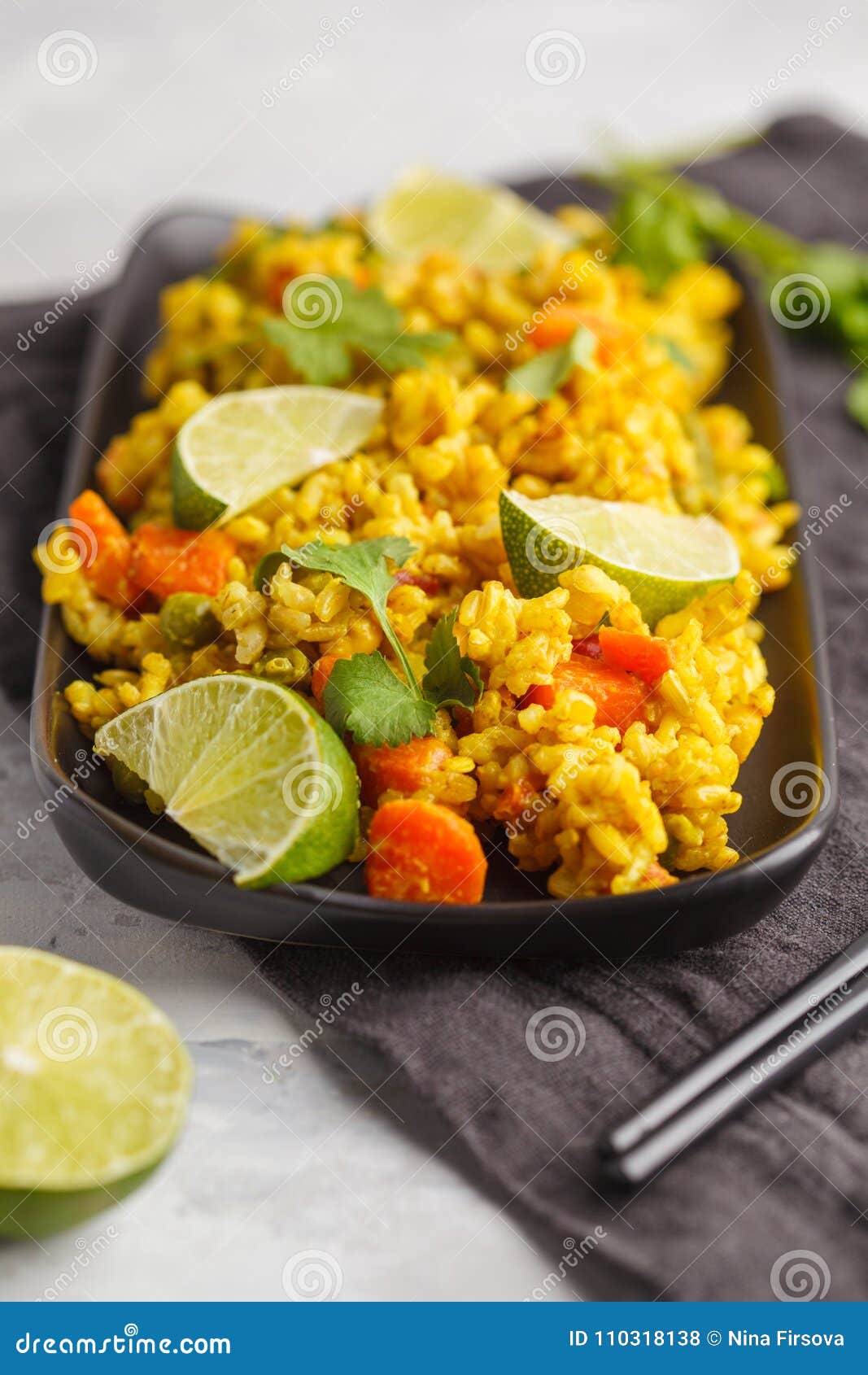 Arroz De Caril Do Vegetariano Com Vegetais E Creme Do Coco Foto de ...