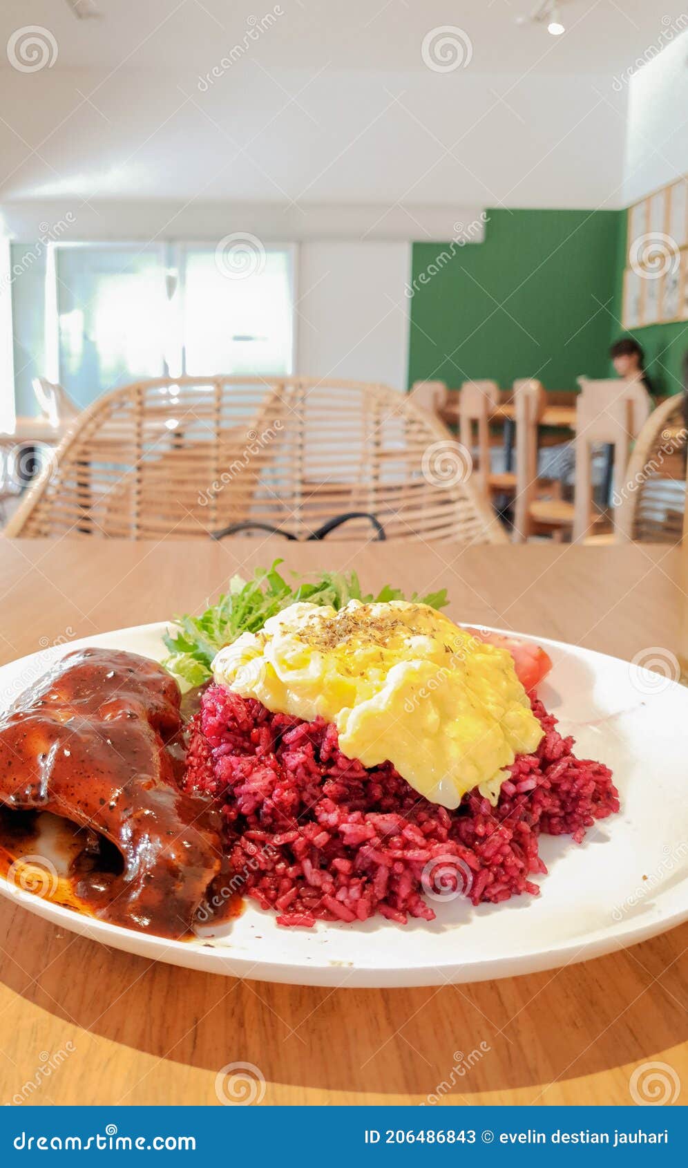 Arroz rojo con pollo asado imagen de archivo. Imagen de restaurante ...