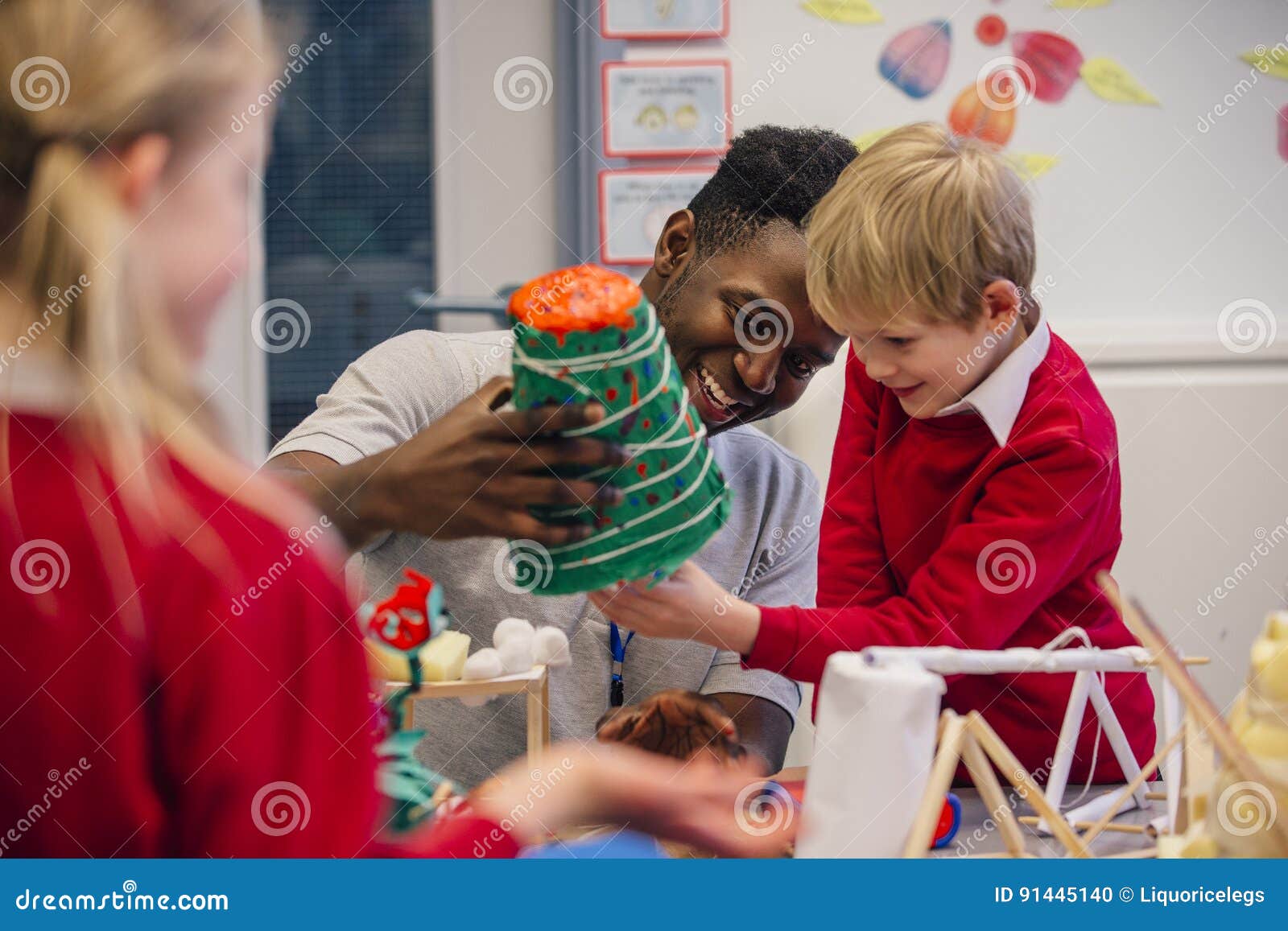 Arte y artes en la escuela foto de archivo. Imagen de sonrisa - 91445140