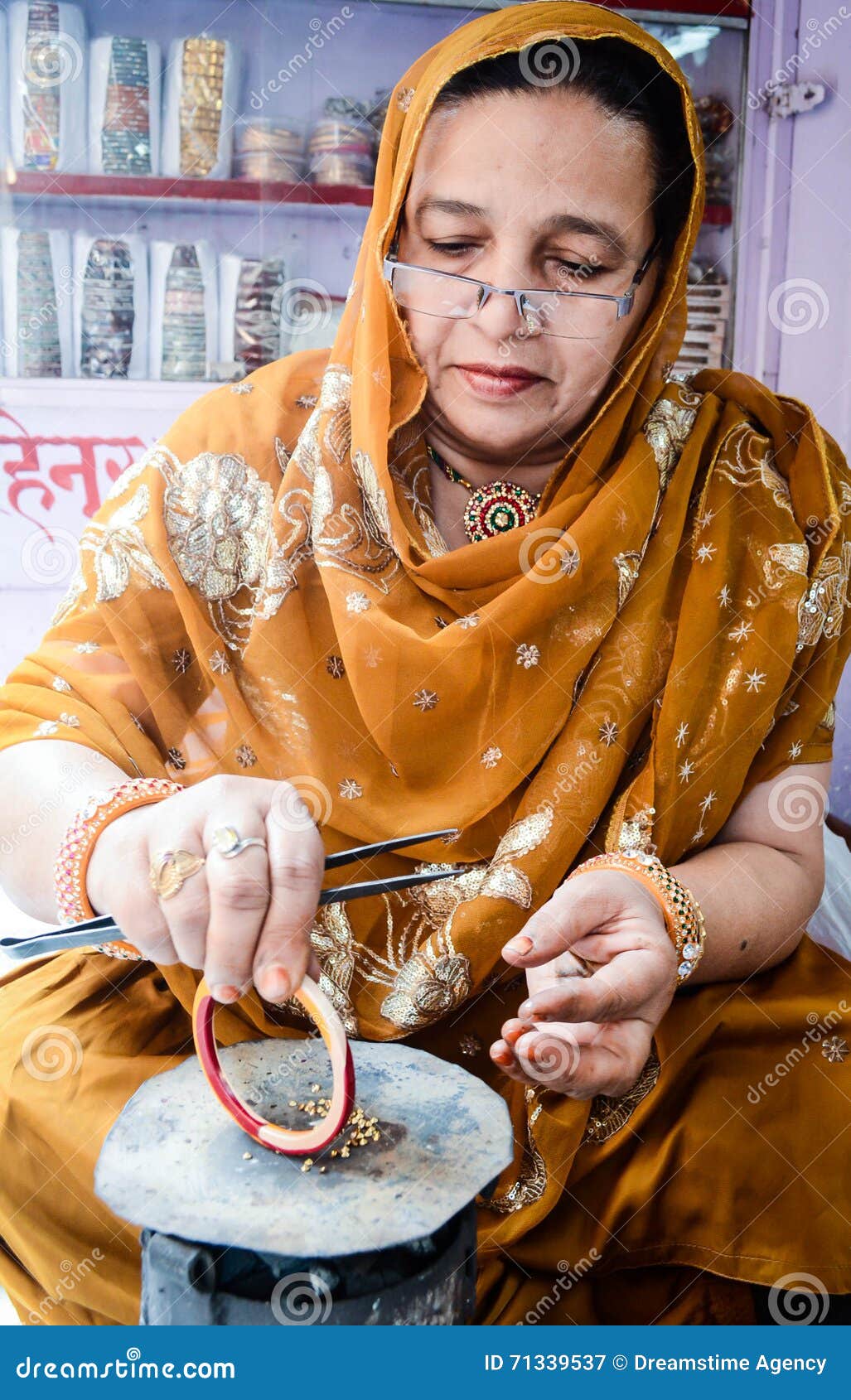Artisan making bangles editorial photography. Image of jaipur - 71339537