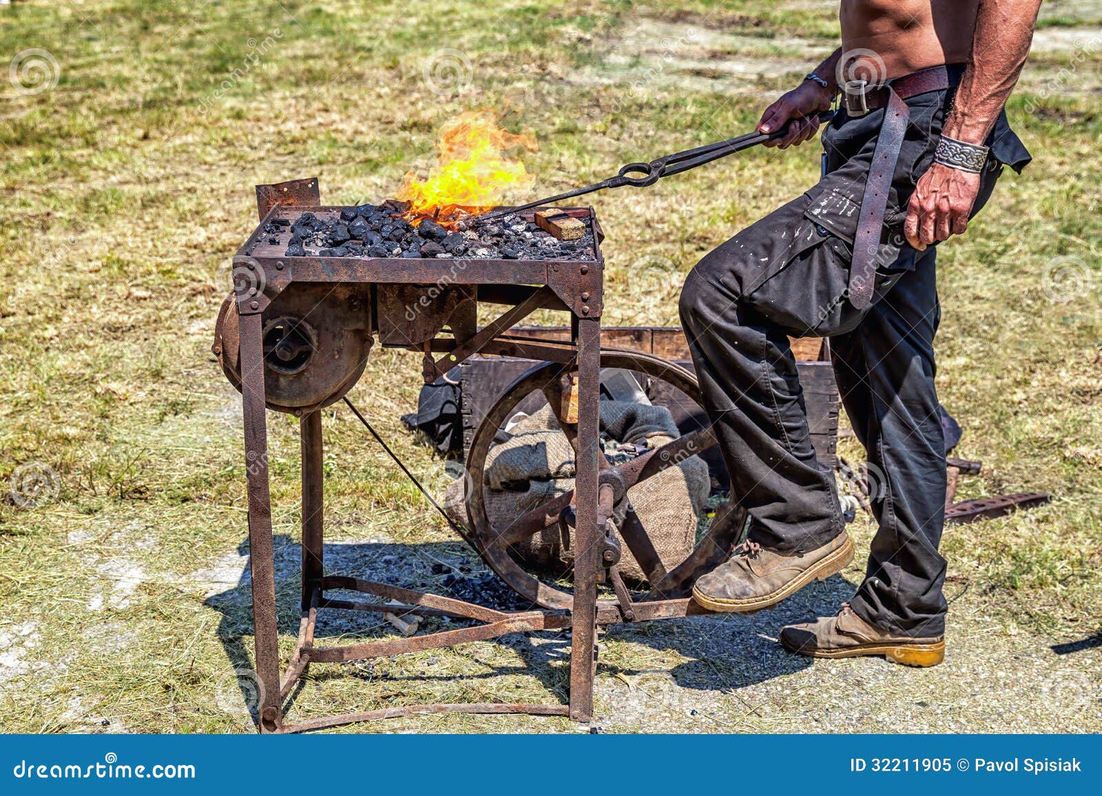 Artisan à La Forge De Forgeron. Image stock - Image du heat, ironwork: 32211905