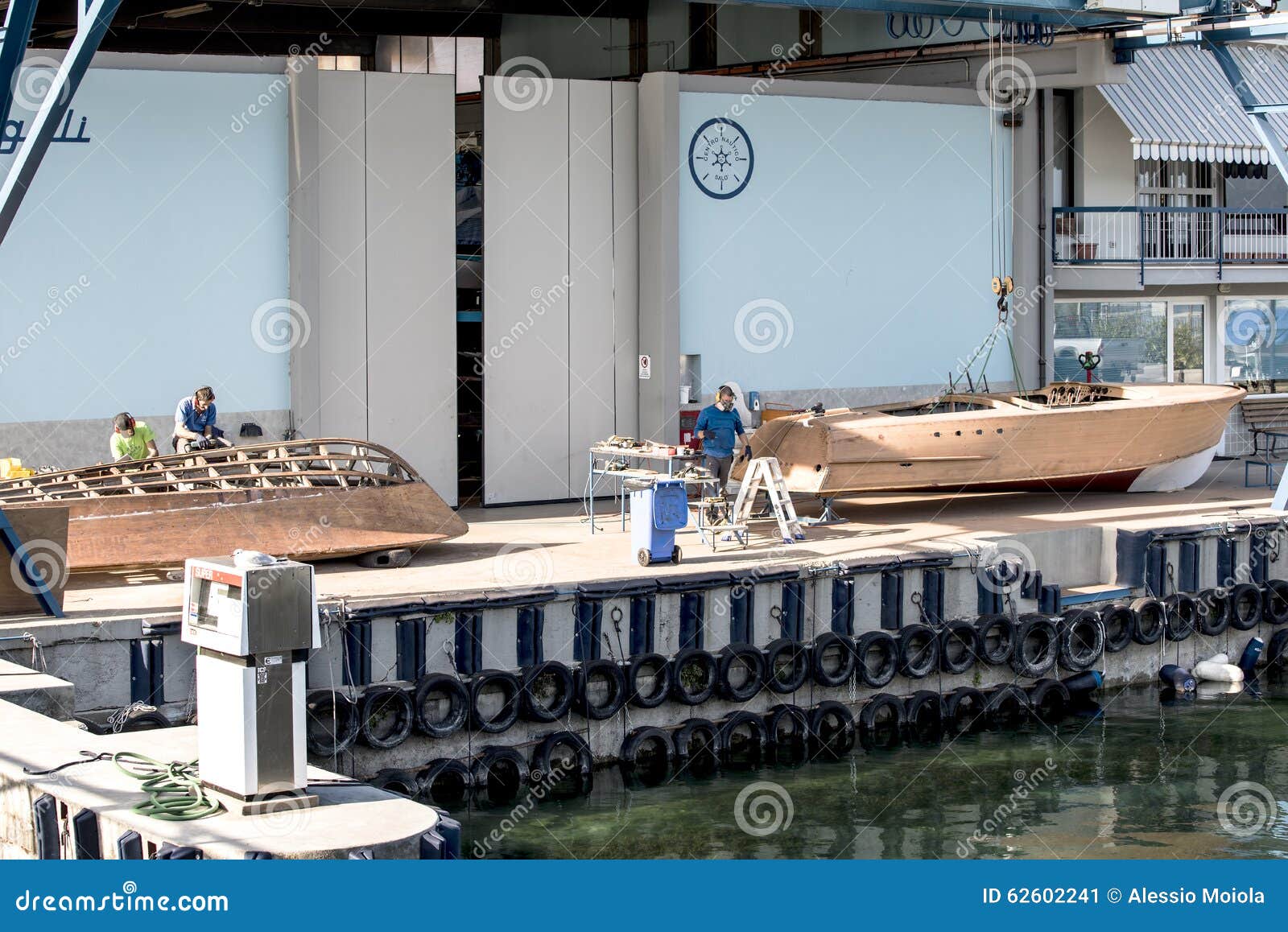 Artisans Op Het Werk in De Bouw Van Boten Redactionele Foto - Image of ... Artisans Op Het Werk in De Bouw Van Boten Redactionele Foto - Image of ...