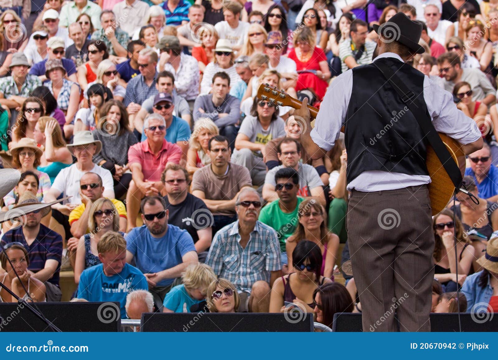Artist and Audience editorial photography. Image of outdoor - 20670942