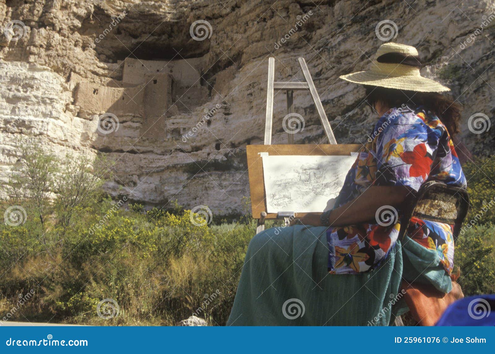 An artist doing a sketch editorial photo. Image of states - 25961076