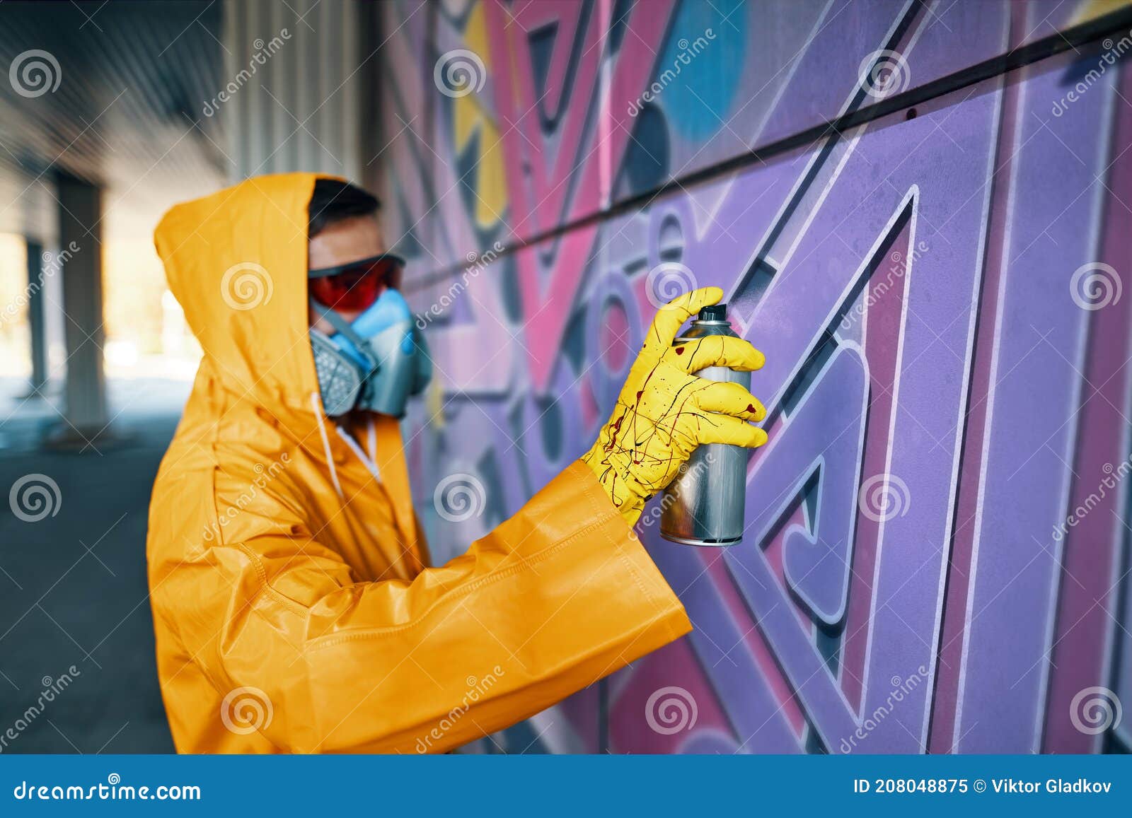 Artista Callejero Pintando Colorido Graffiti En La Pared Imagen De