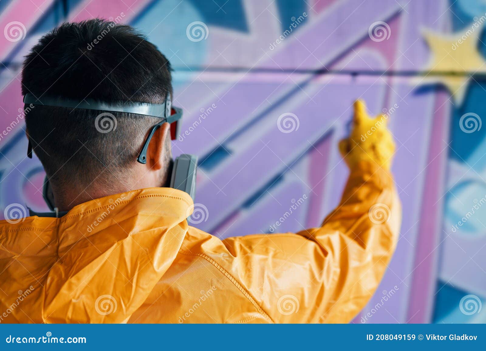 Artista Callejero Pintando Colorido Graffiti En La Pared Imagen De