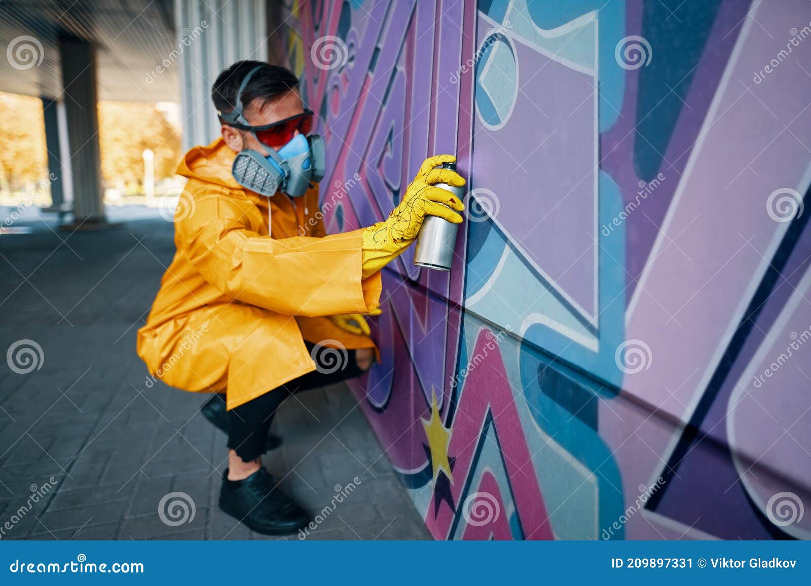 Artista Callejero Pintando Graffitis Coloridos En La Pared Imagen De