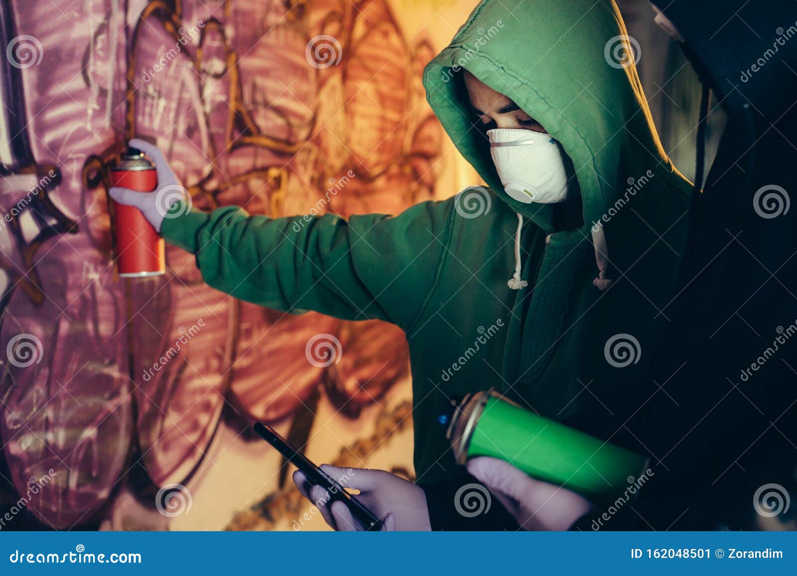 Artista Callejero Pintando Graffitis Coloridos En Una Pared Imagen De