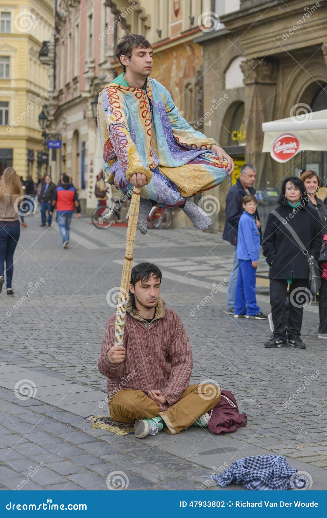 Artiste de rue, Prague photographie éditorial. Image du amusement ...