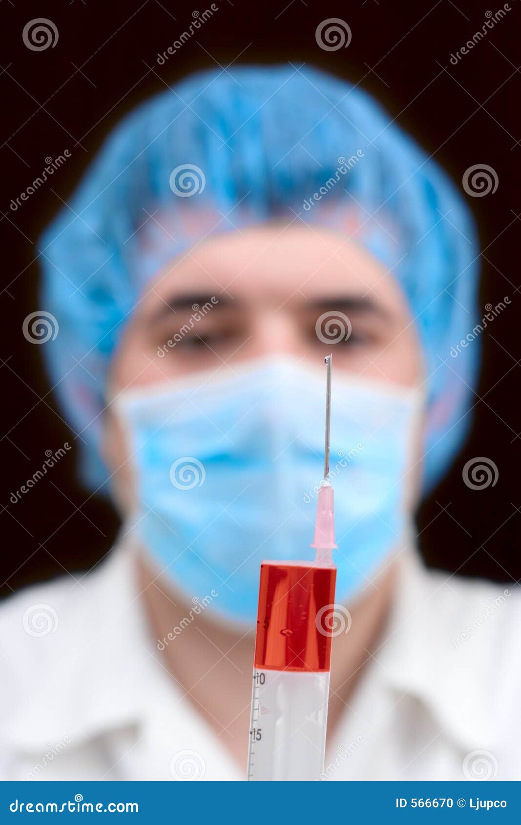 Arts die een spuit houdt stock foto. Image of biogeneeskunde - 566670