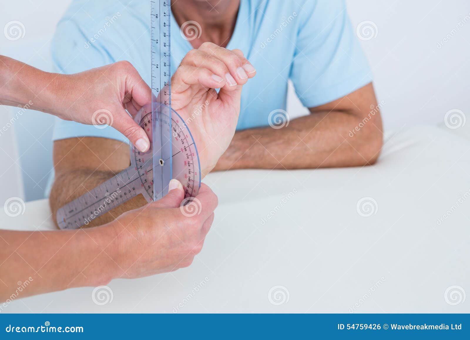 Arts Die Pols Met Goniometer Meten Stock Foto - Image of twee, leugen ...