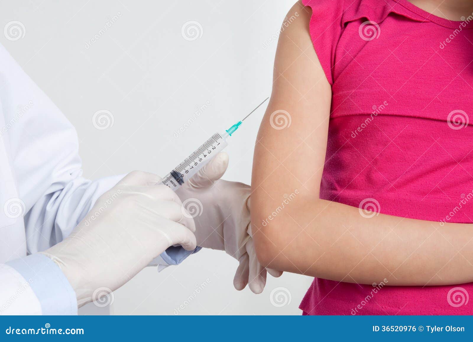 Arts Giving Patient Injection Stock Foto - Image of benoeming, kind ...