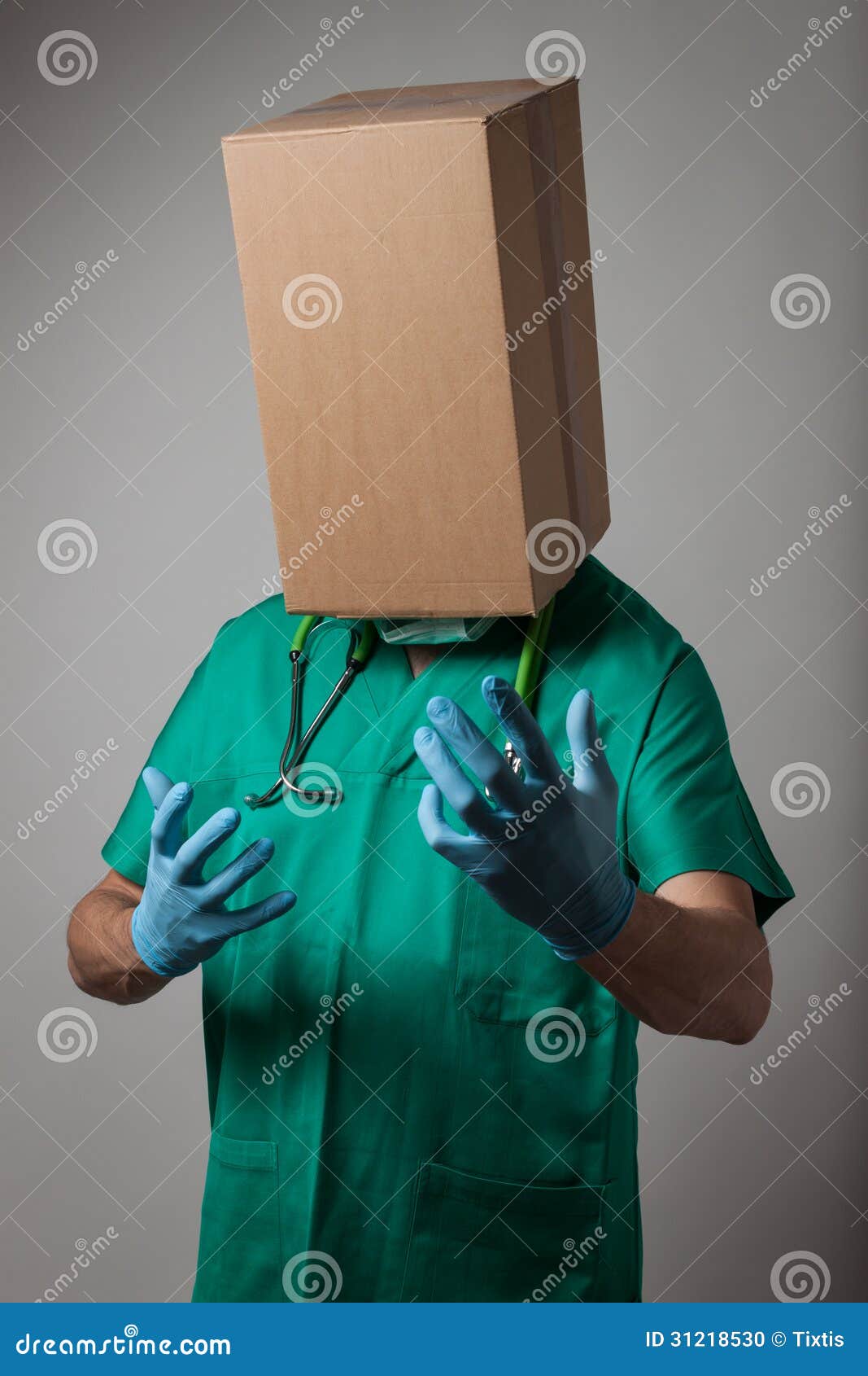 Arts Met Het Hoofd Van De Kartondoos Stock Foto - Image of doos ...