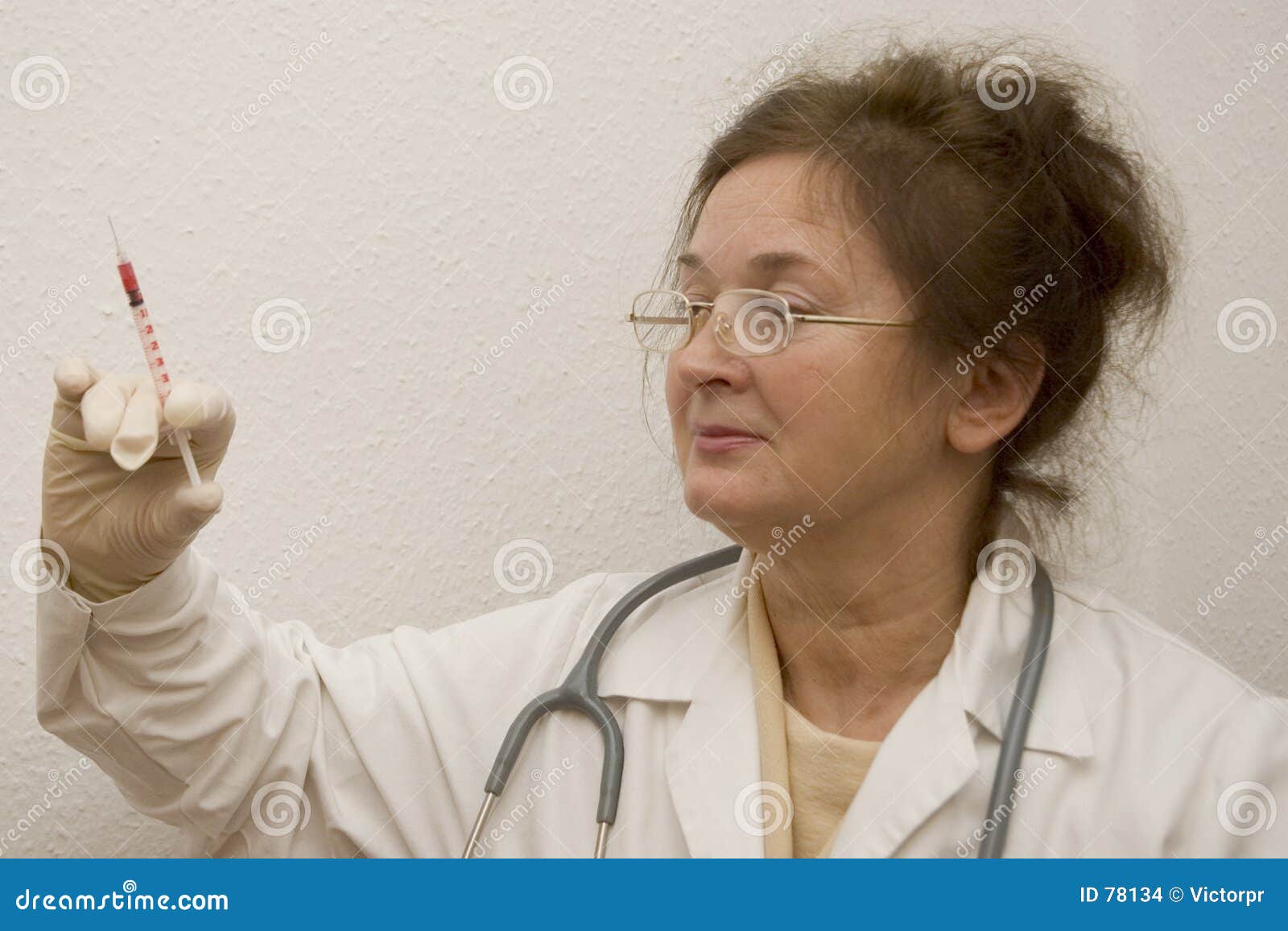 Arts met spuit stock foto. Image of arts, vrouw, behandeling - 78134