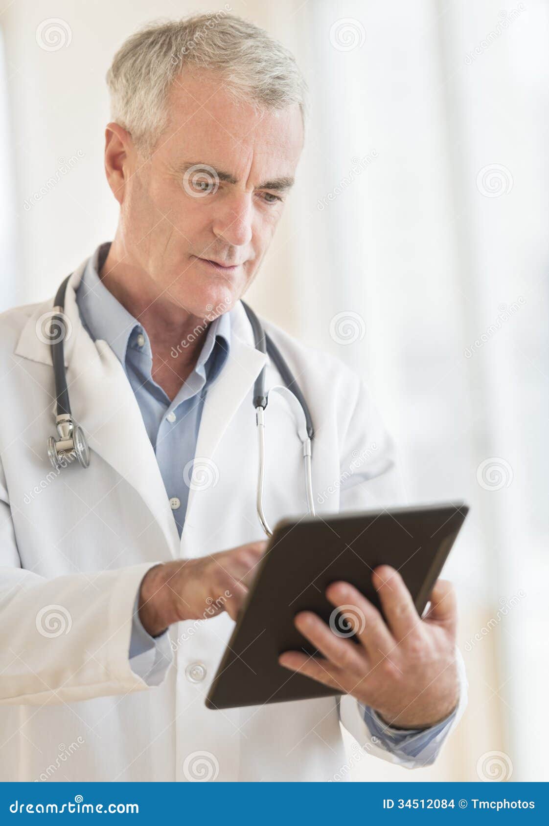 Arts Using Digital Tablet Bij Kliniek Stock Foto - Image of ziekenhuis ... Arts Using Digital Tablet Bij Kliniek Stock Foto - Image of ziekenhuis ...