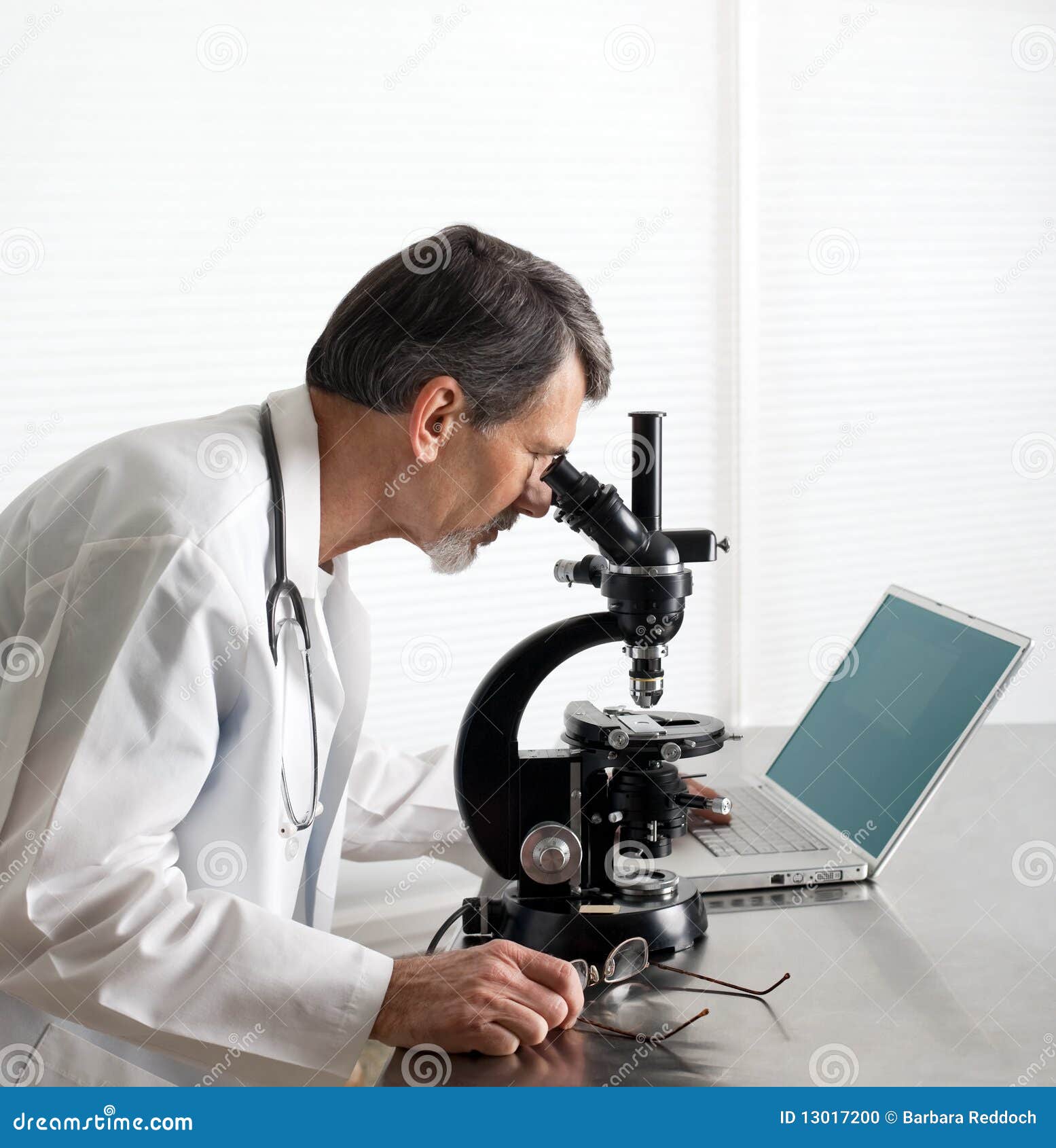 Arts of Wetenschapper Bij De Microscoop Stock Foto - Image of oudste ...