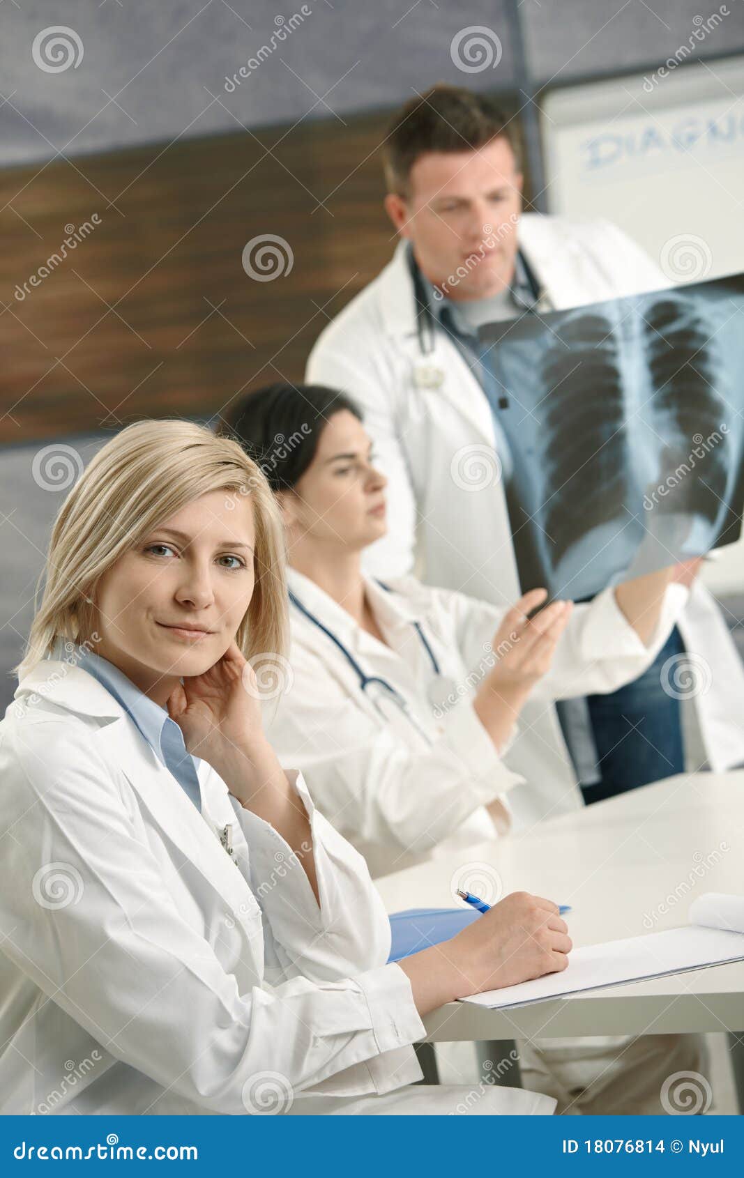 Artsen Die Diagnose Raadplegen Stock Foto - Image of toevallig, arts ...