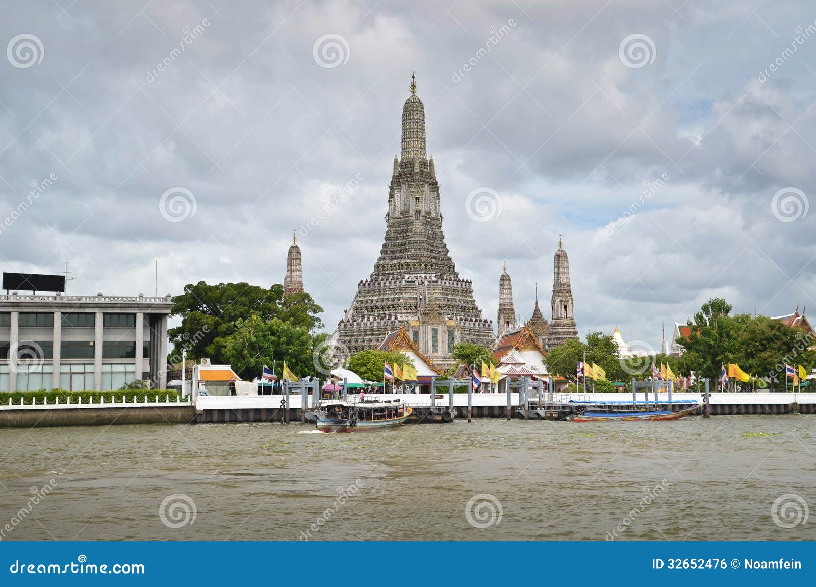 Arun temple in Bangkok editorial photo. Image of river - 32652476