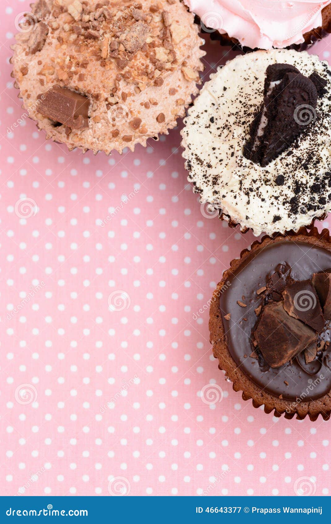 As Cookies Da Morango Do Chocolate E O Copo De Creme Endurecem No Pano ...