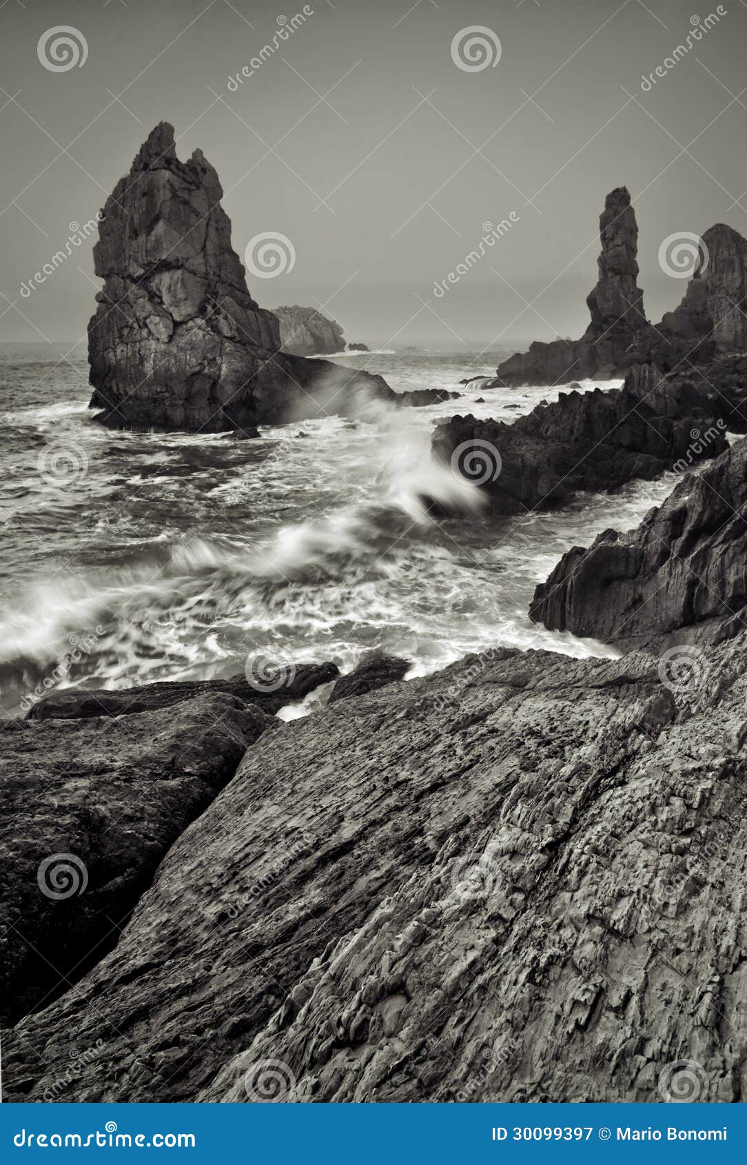 As costas rochosas imagem de stock. Imagem de nave, curso - 30099397