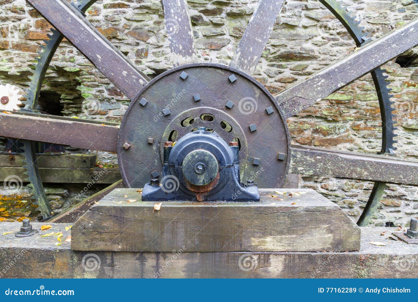 As en spokes van waterwiel stock afbeelding. Image of wijnoogst - 77162289