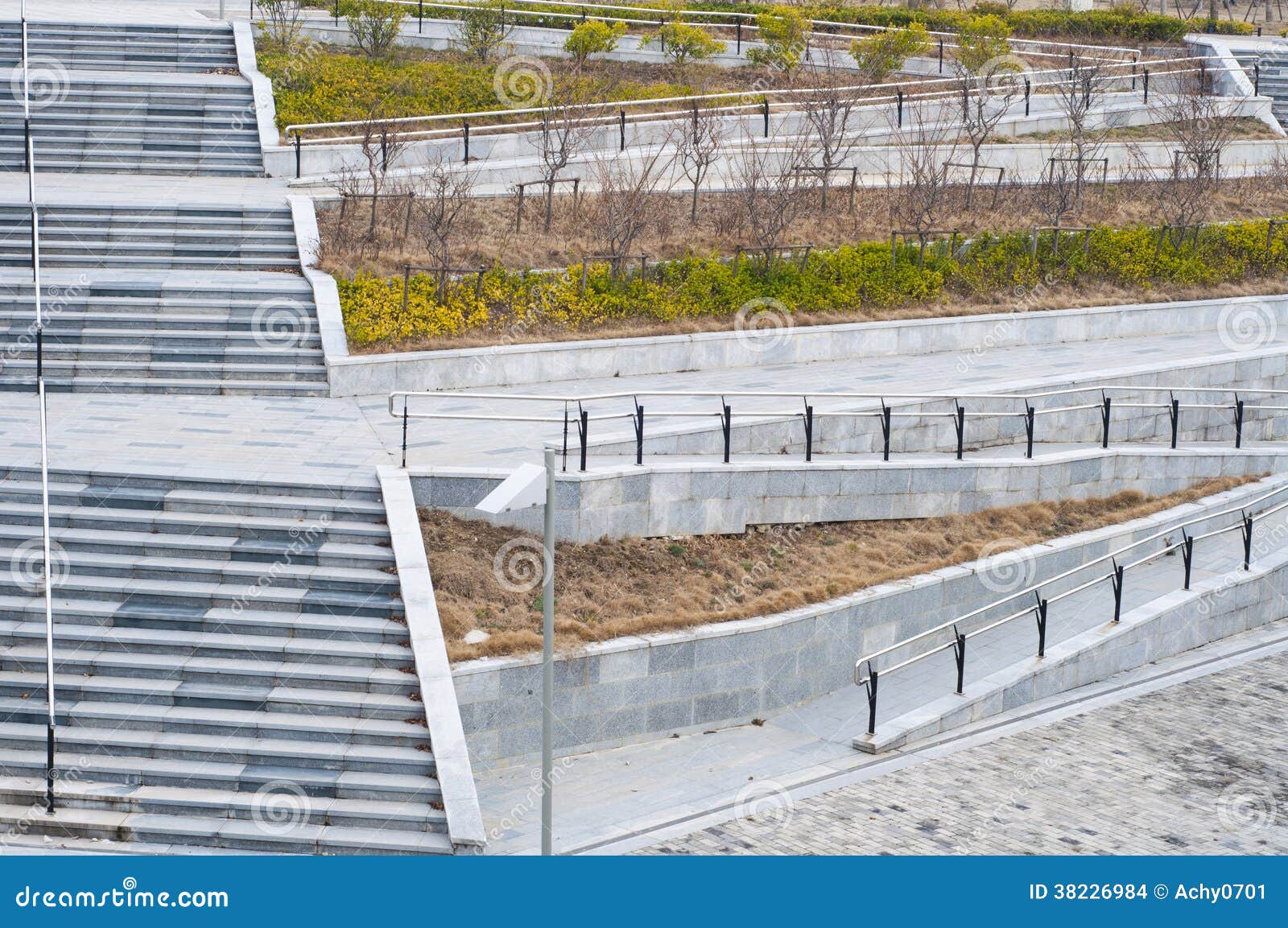 As Escadas E a Rampa Da Cadeira De Rodas Foto de Stock - Imagem de ...