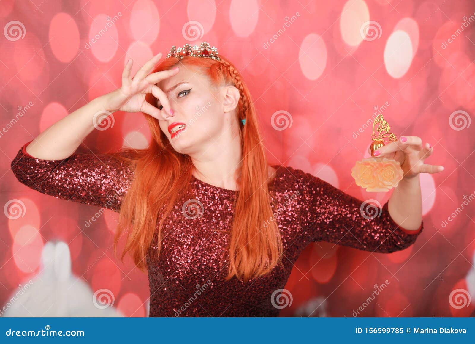 As Mulheres Sentem Cheiro Ruim De Perfume Barato E Odeiam Imagem de ...