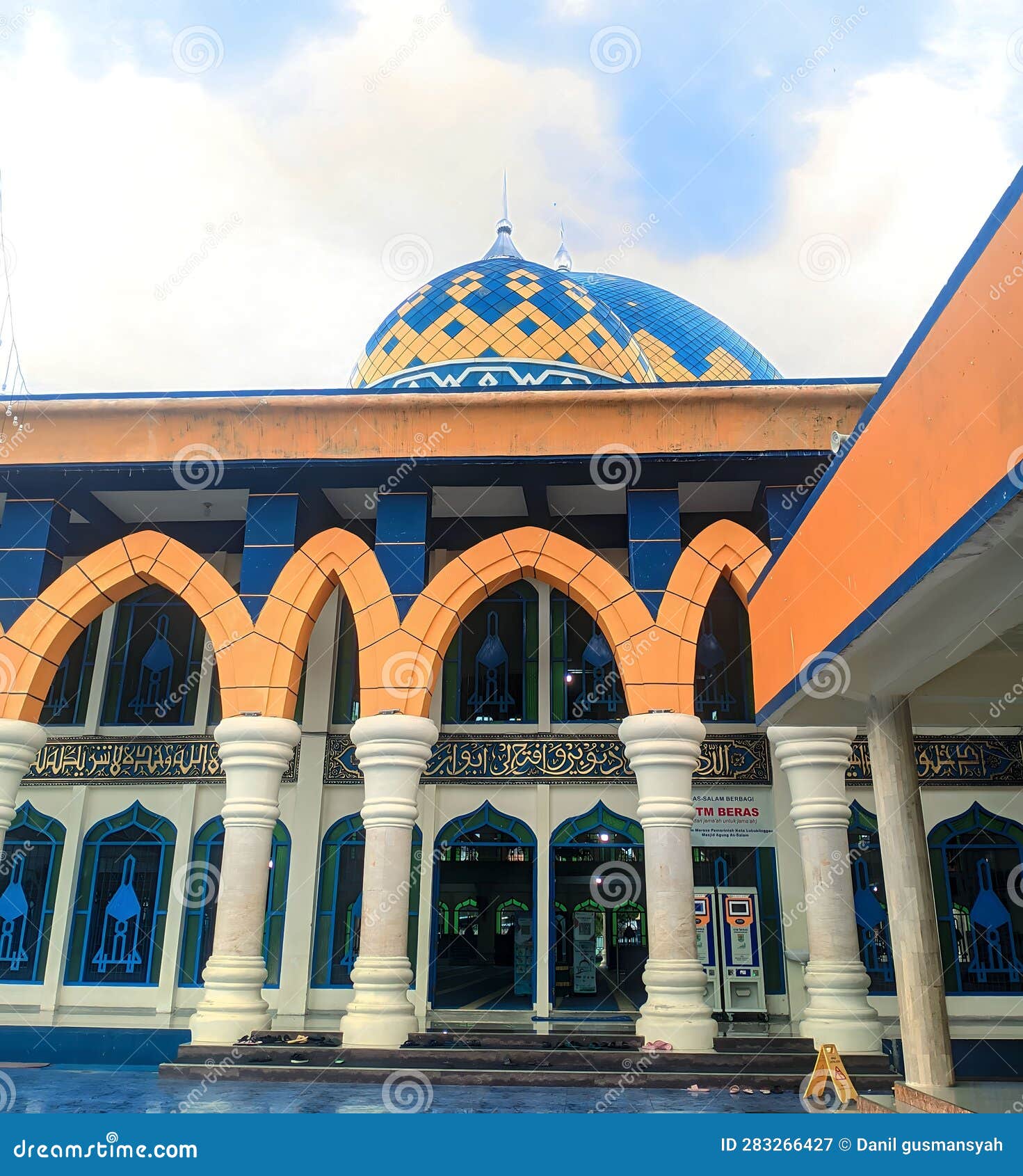 As-Salam Grand Mosque Building Beautiful Editorial Photography - Image ...